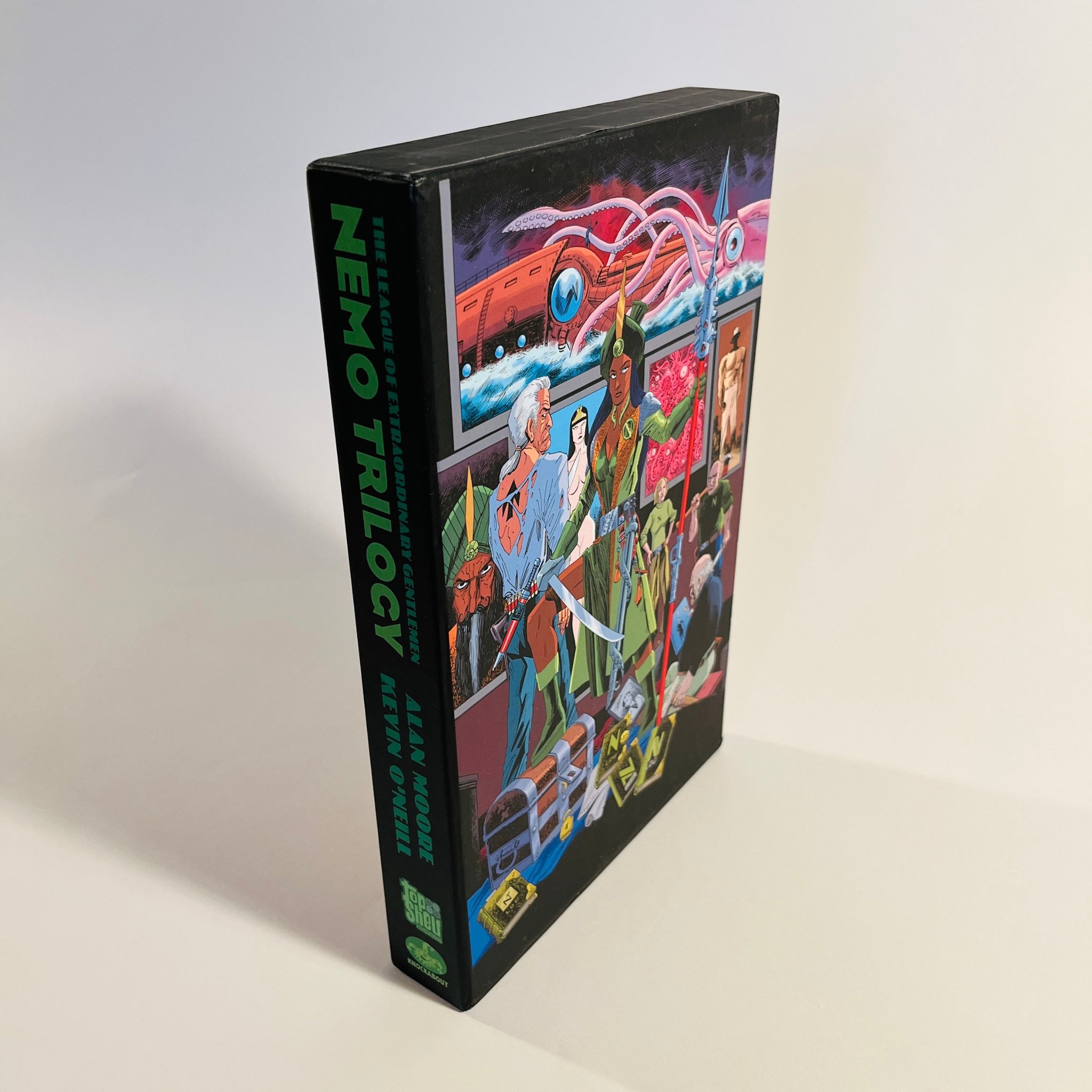 Se produkter som liknar Nemo trilogy, Alan Moore och .. på Tradera ...