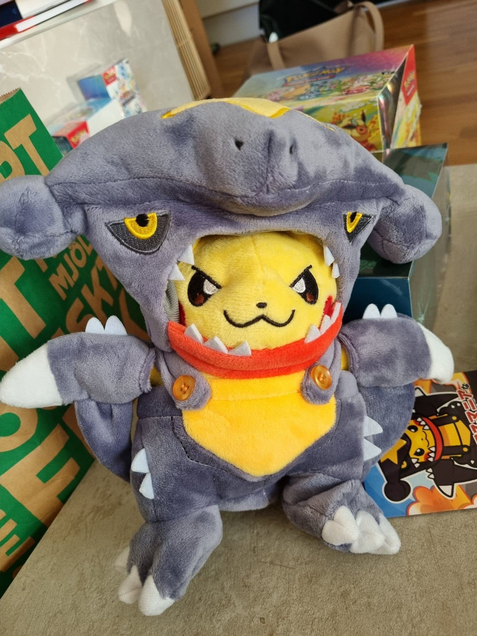 FALSK - Pikachu Garchomp Cosplay Plush | Köp på Tradera (671377219)