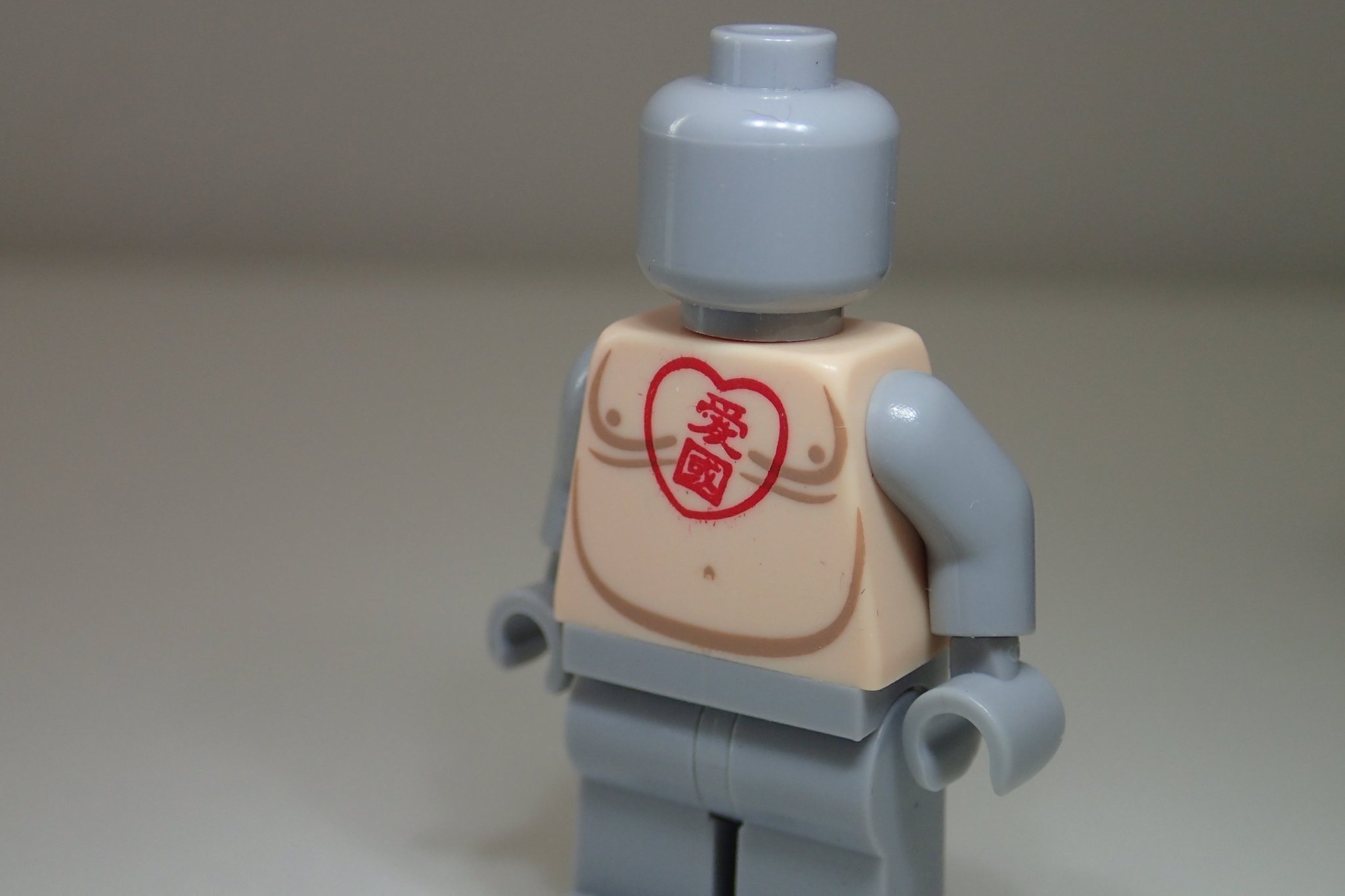TK Toys minifigurdel - Torso med röd tatuering | Köp på Tradera (710492036)