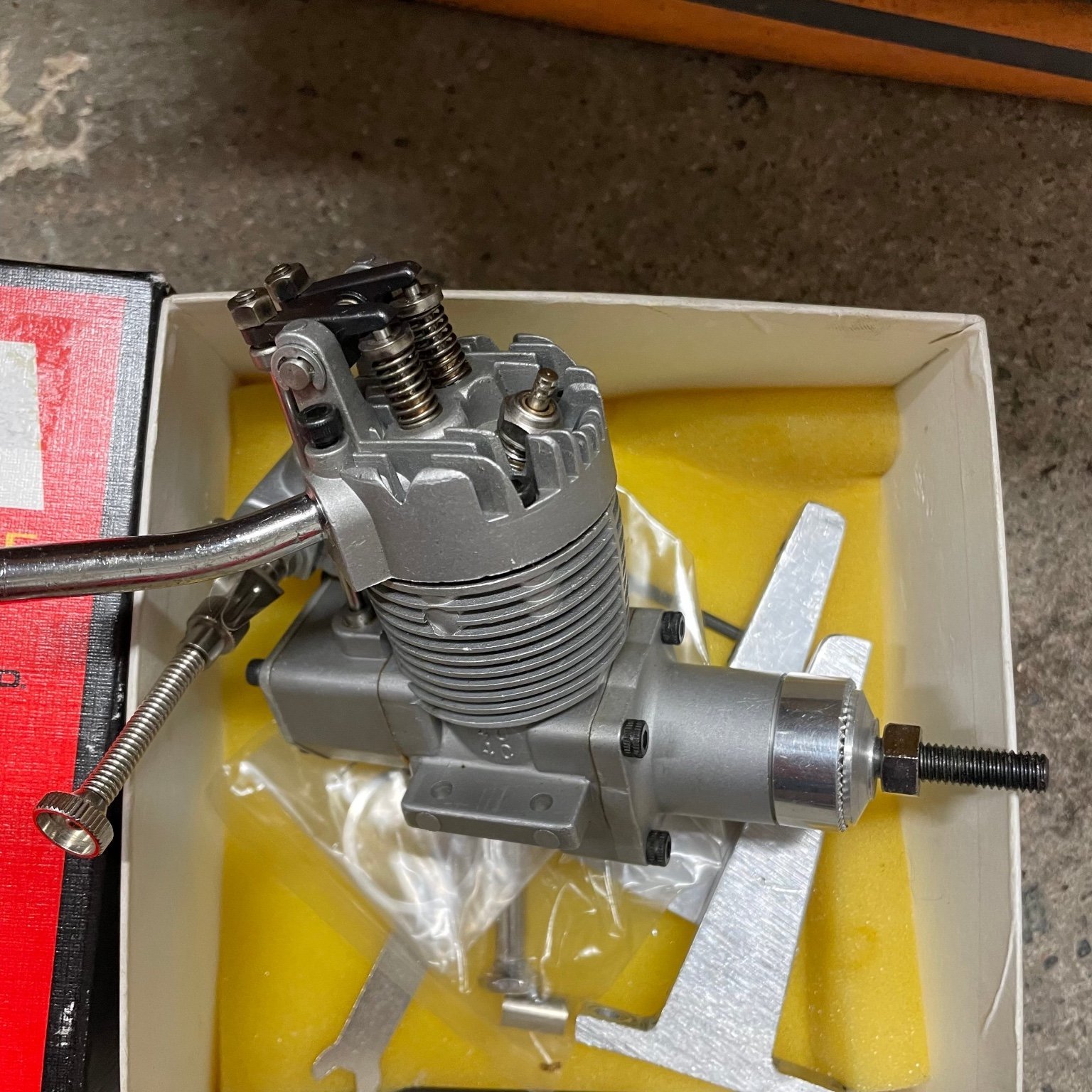 Se produkter som liknar Enya 40-4C Modellmotor på Tradera (638175478)