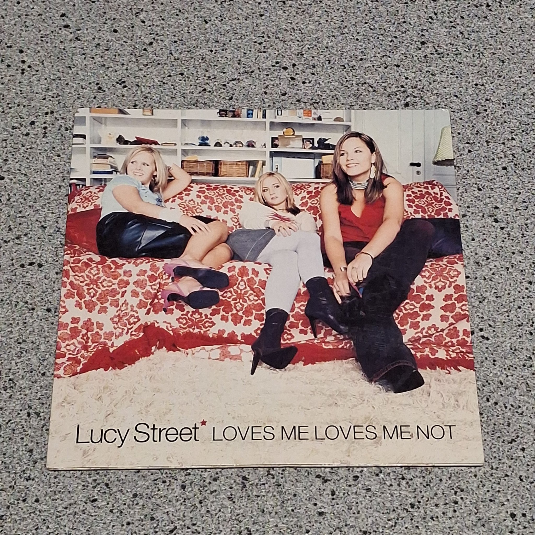 Se produkter som liknar Lucy Street - Loves Me Loves .. på Tradera ...