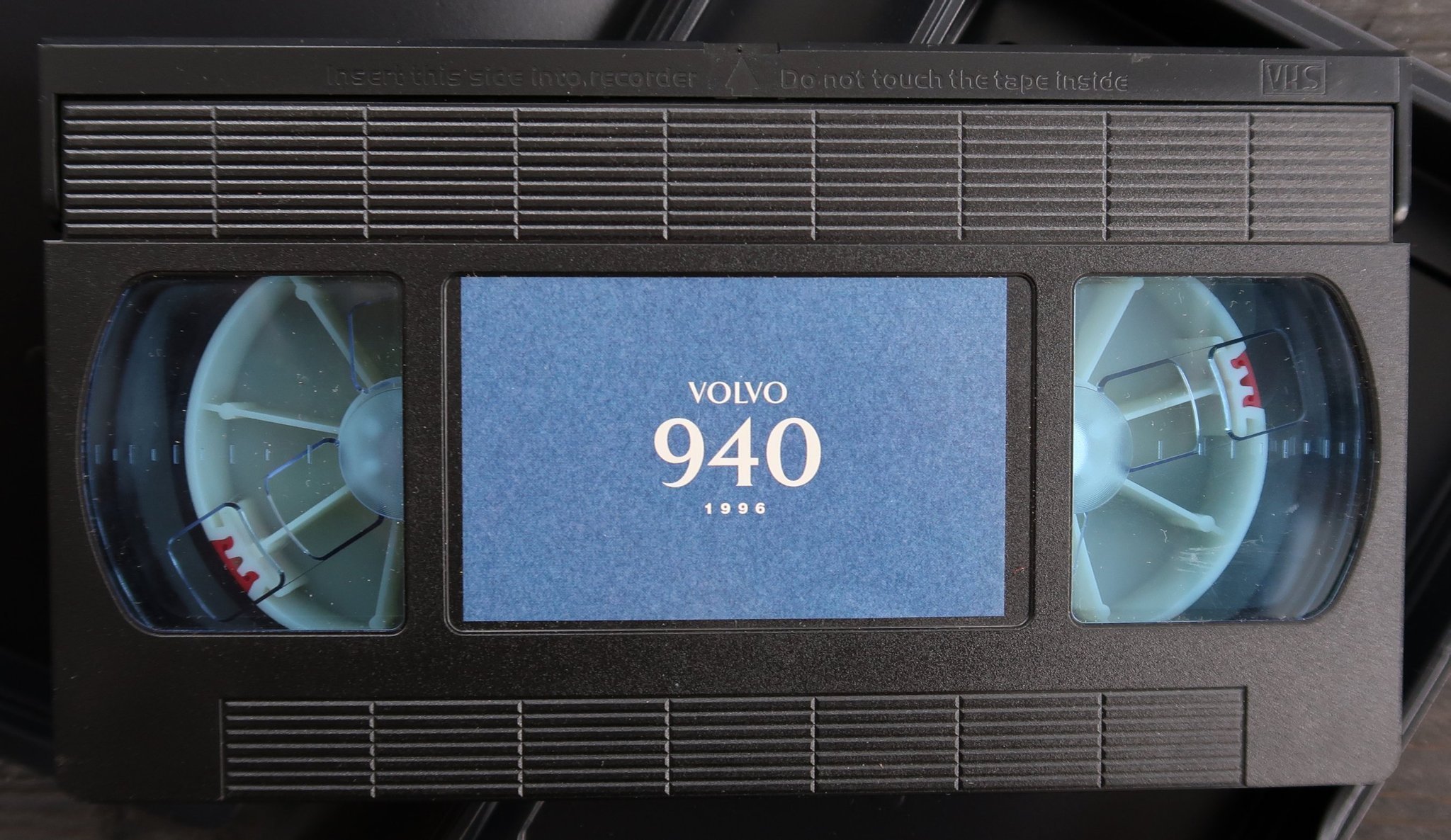 Se produkter som liknar Volvo 940 VHS-film 1996 på Tradera (625525614)