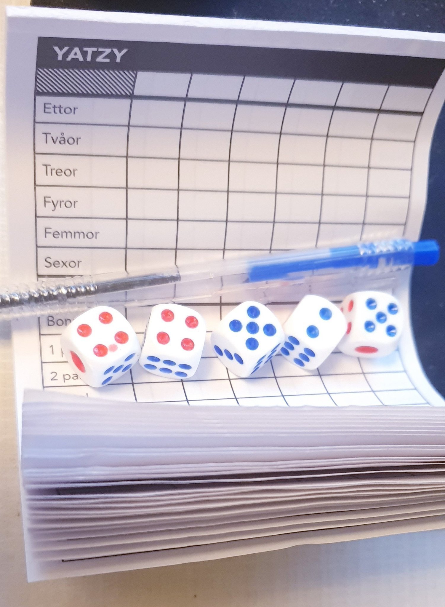 Yatzy-spel set(färgade tärningar)Perfekt för sp.. | Köp på Tradera ...