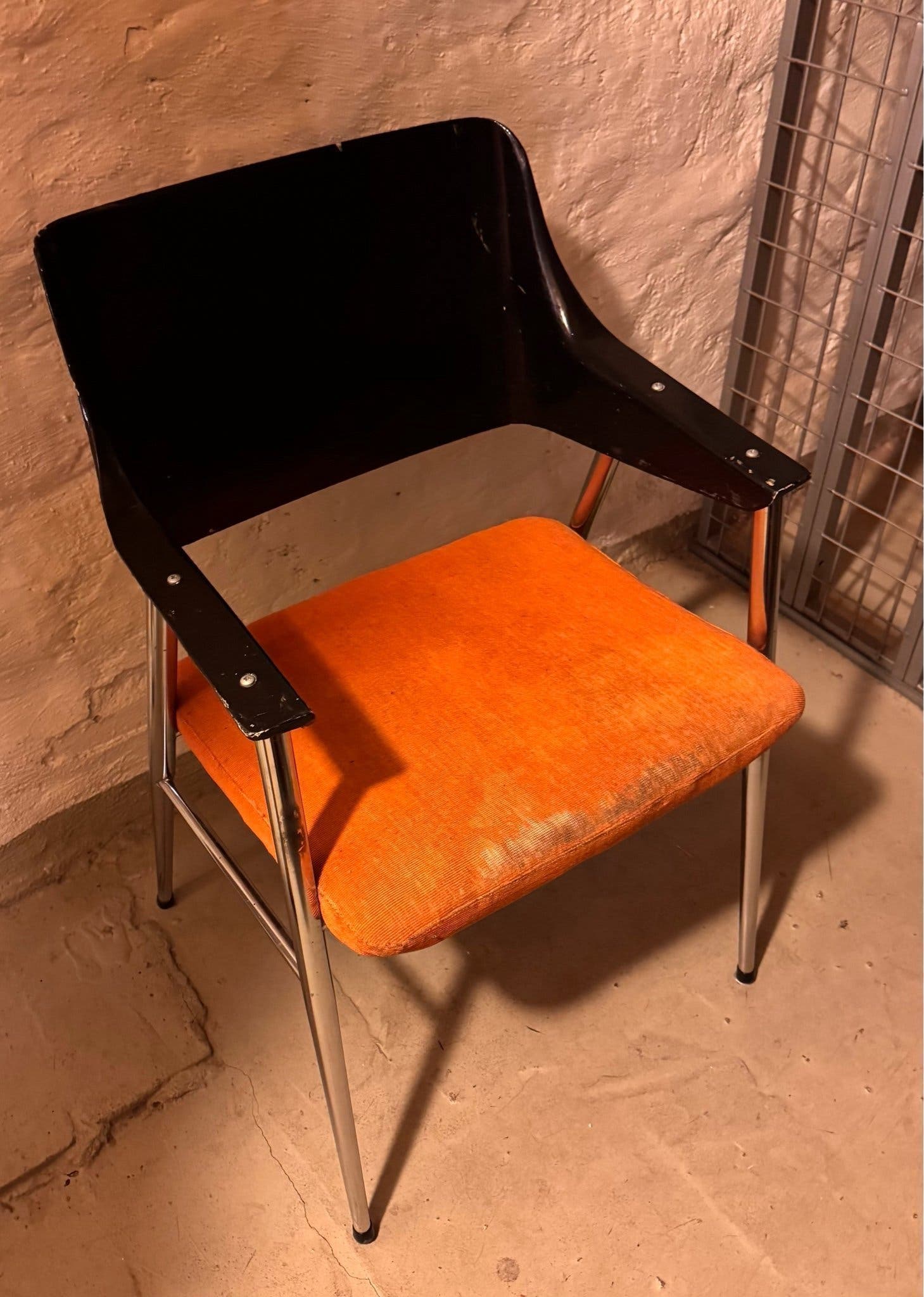 Se produkter som liknar Stol med orange klädsel på Tradera (677436996)