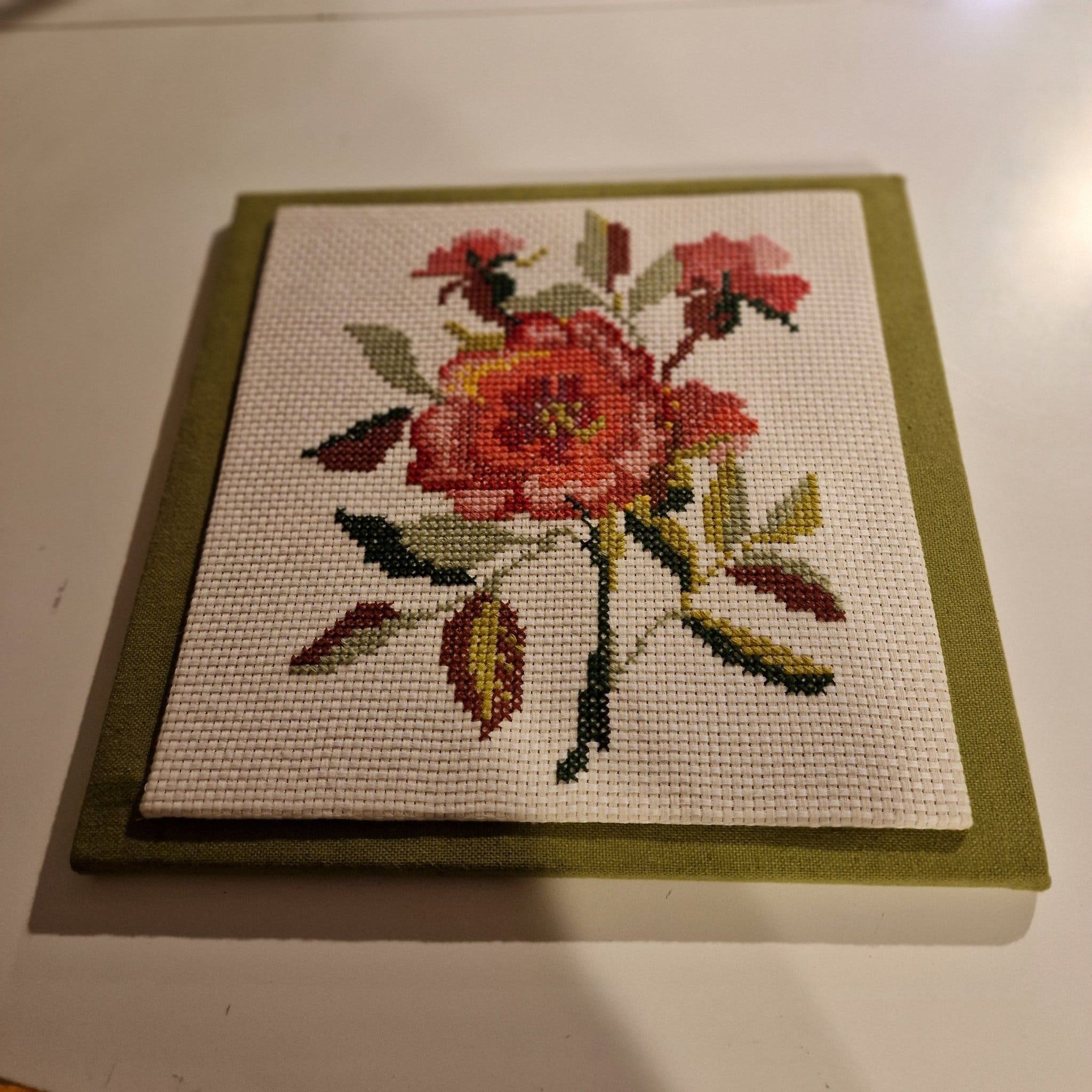 Broderad tavla med blommor 70 tal | Köp på Tradera (703668025)