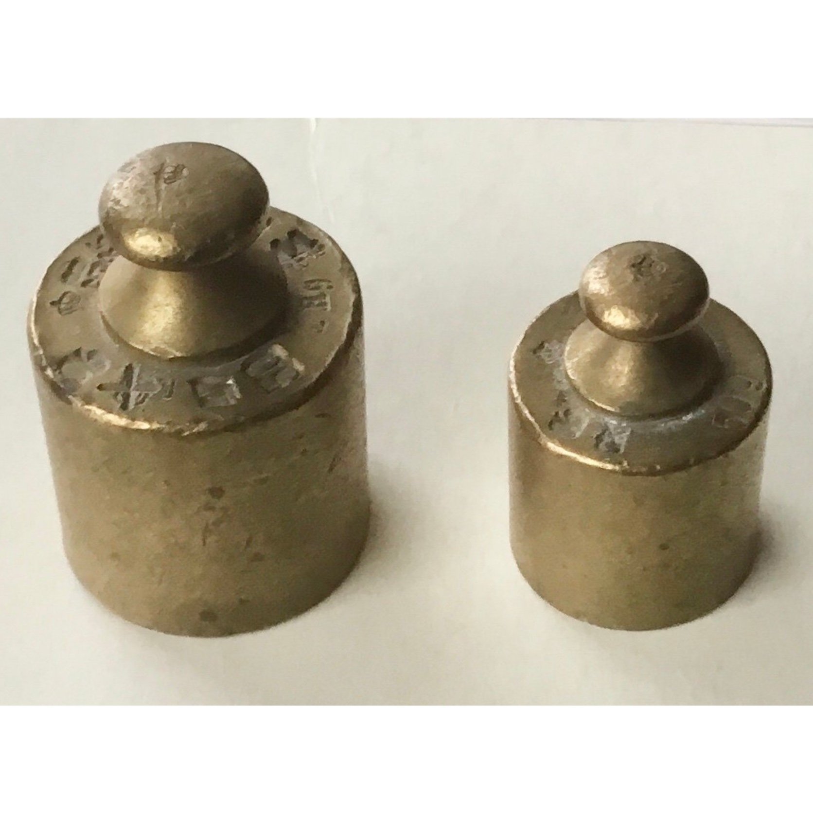 2 gamla vikter i mässing. Krönta vikter. 100 gr.. | Köp på Tradera ...
