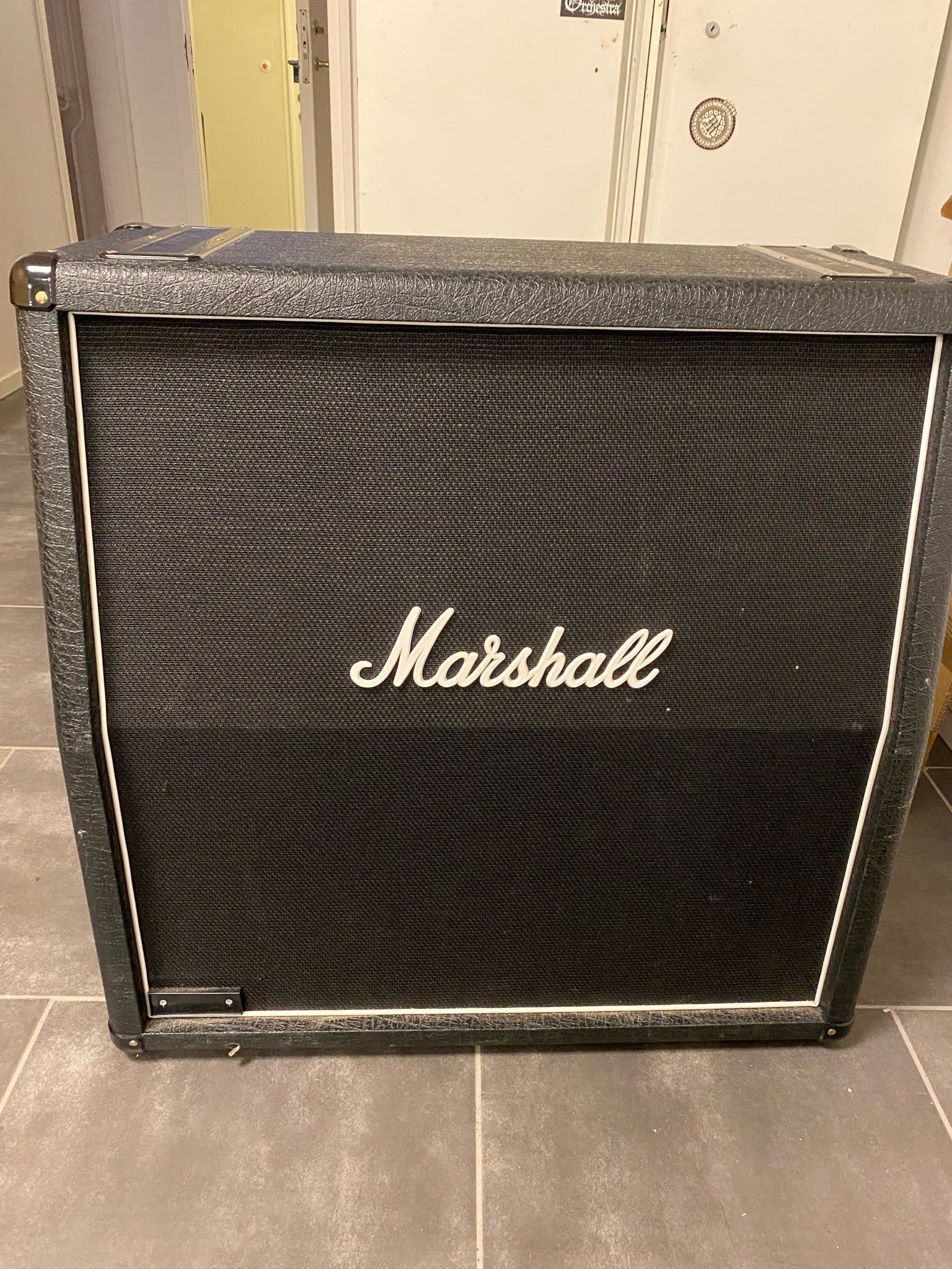 Se produkter som liknar Marshall 1960AV 4x12 Gitarrca.. på Tradera ...
