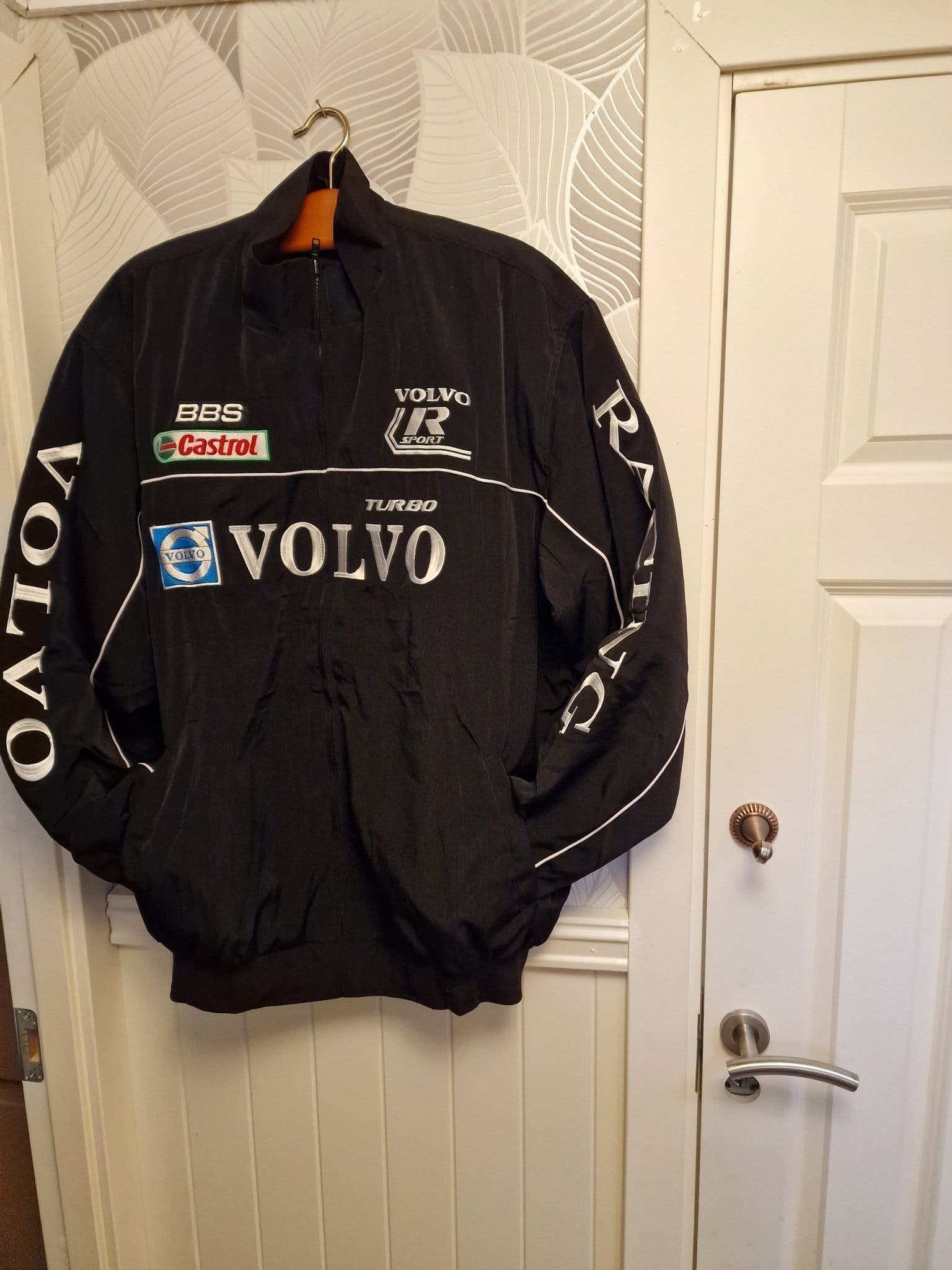 Se produkter som liknar Volvo R-sport jacka helt ny i.. på Tradera ...