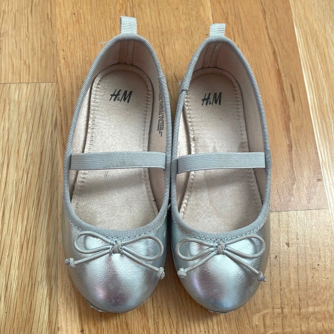 Se produkter som liknar H&M Ballerina Skor Silver str.. på Tradera ...