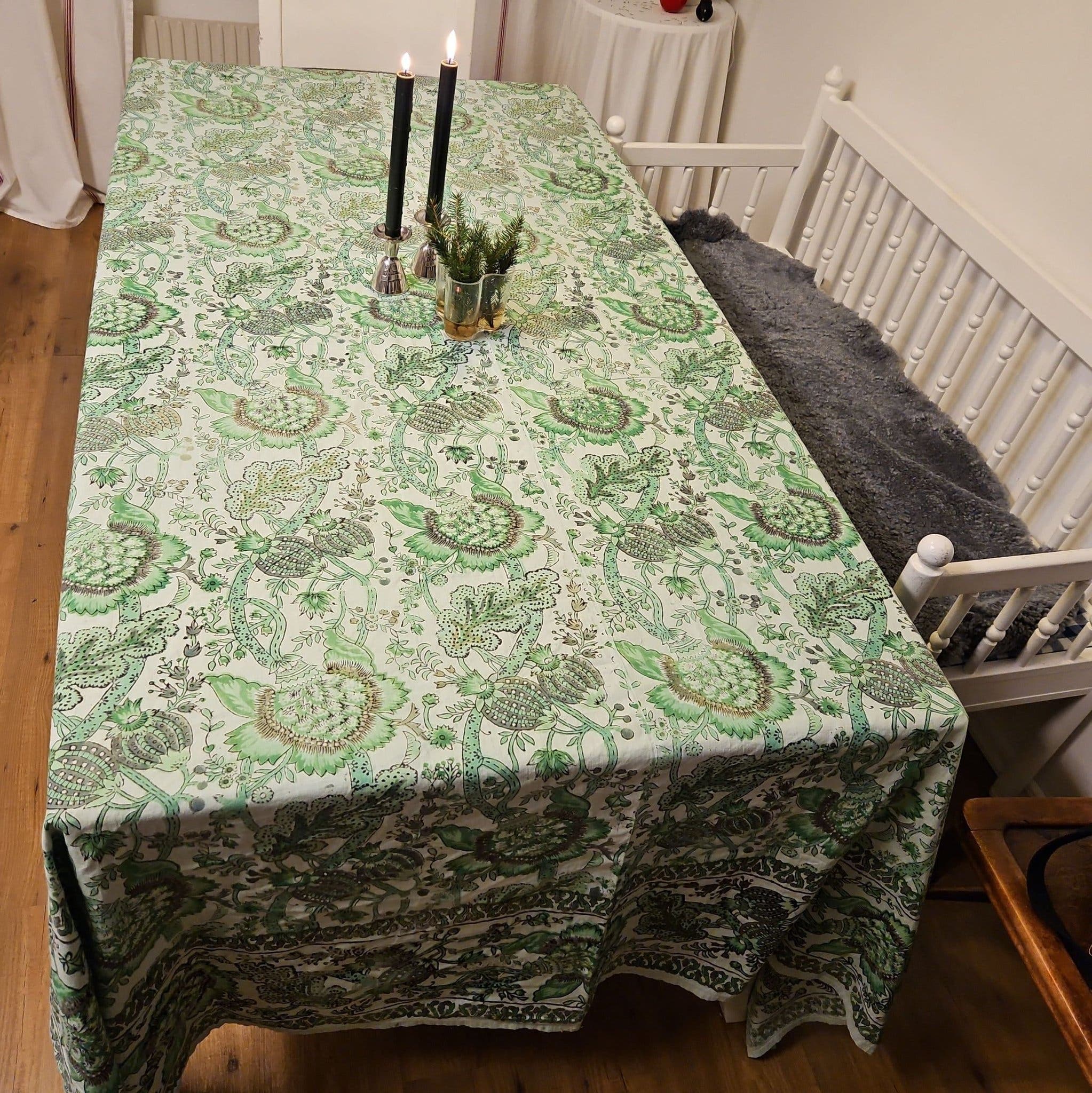 Se produkter som liknar Grön Bordduk med blommig möns.. på Tradera ...
