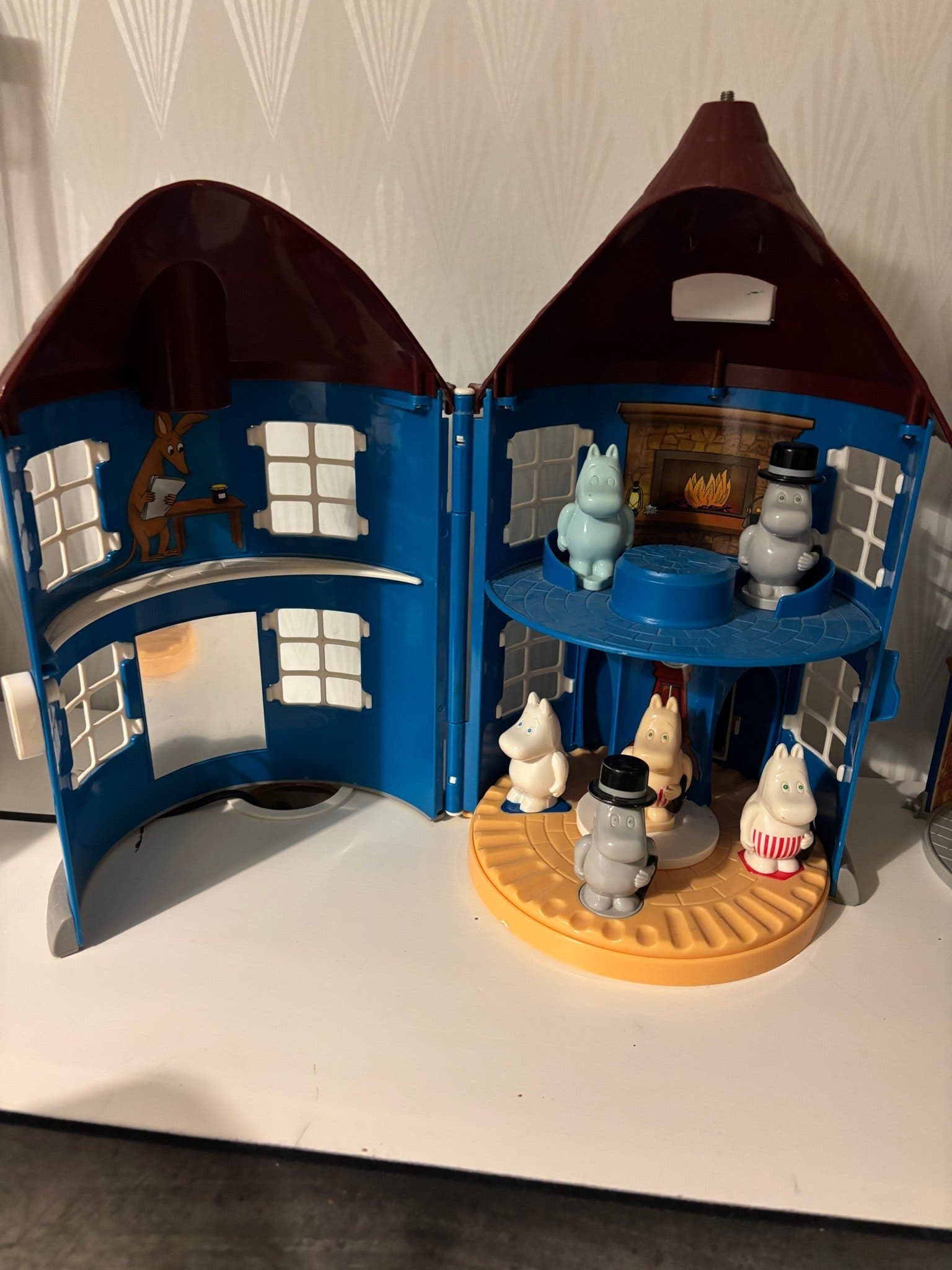 Se produkter som liknar Muminhus med figurer (90 tal ) på Tradera ...