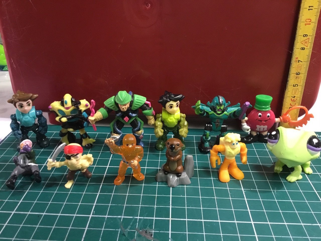 Tolv Plastfigurer bl.a. Kinder Drakryttare och .. | Köp på Tradera ...
