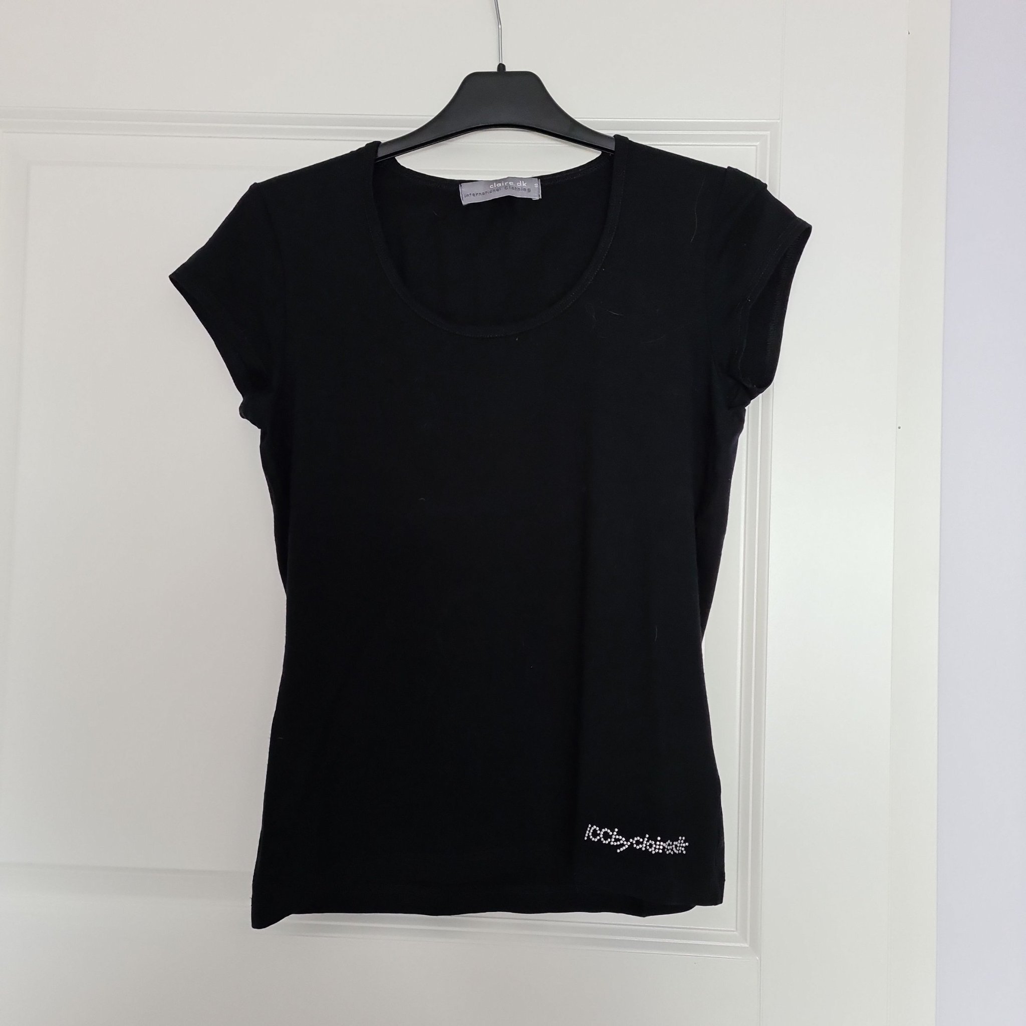 Se produkter som liknar Snygg svart topp från claire... på Tradera ...