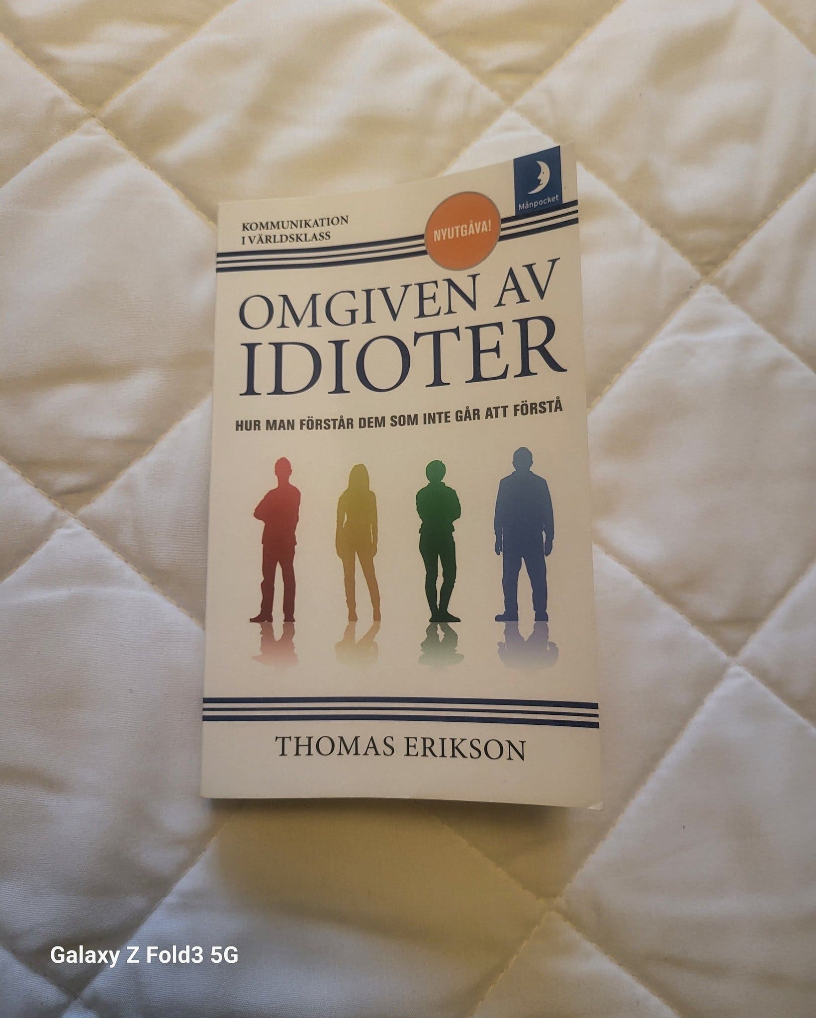 Se produkter som liknar Omgiven av idioter : hur man .. på Tradera ...