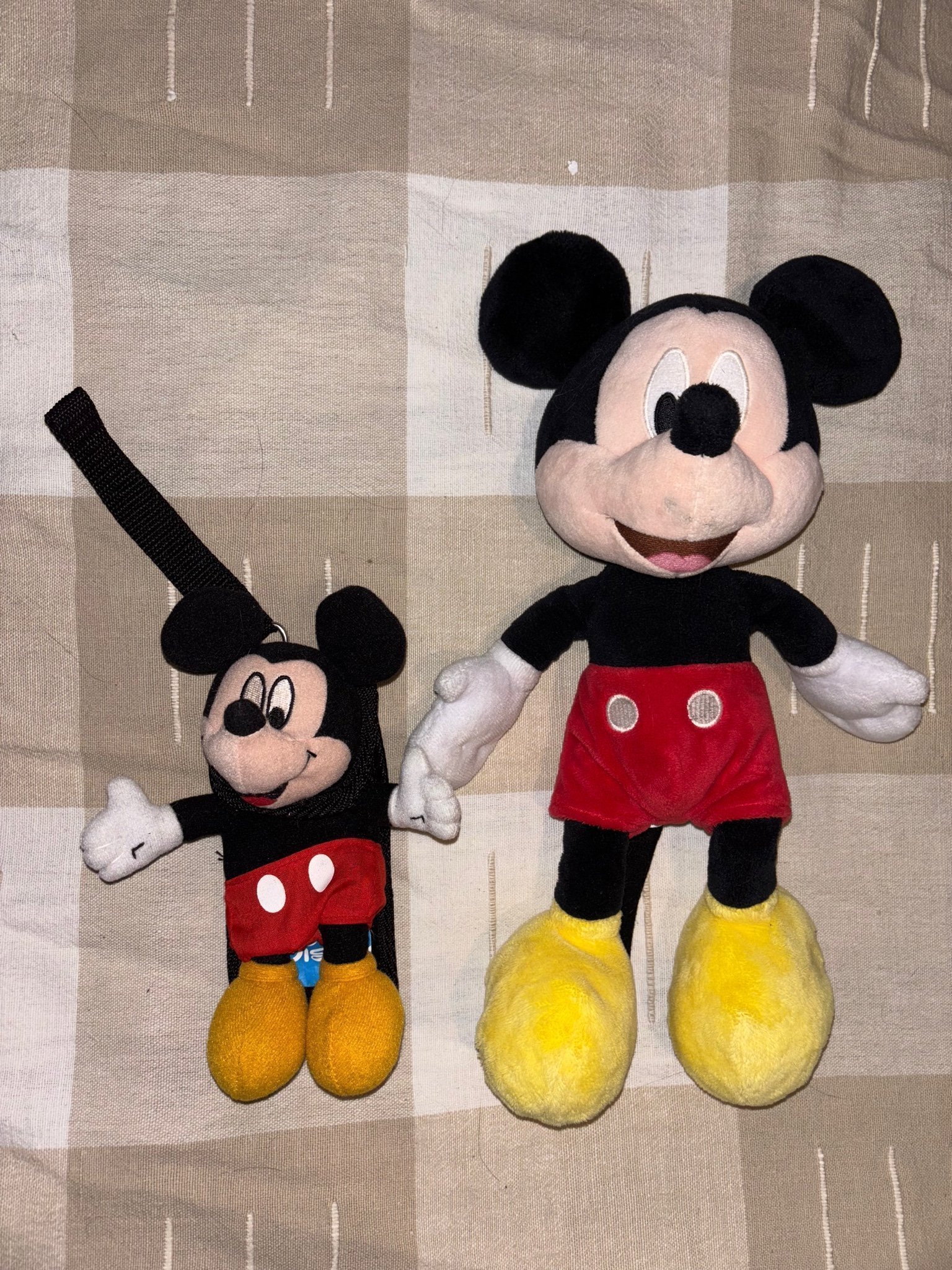 Disney Mickey Mouse mjukis djur. Den ena har en.. | Köp på Tradera ...