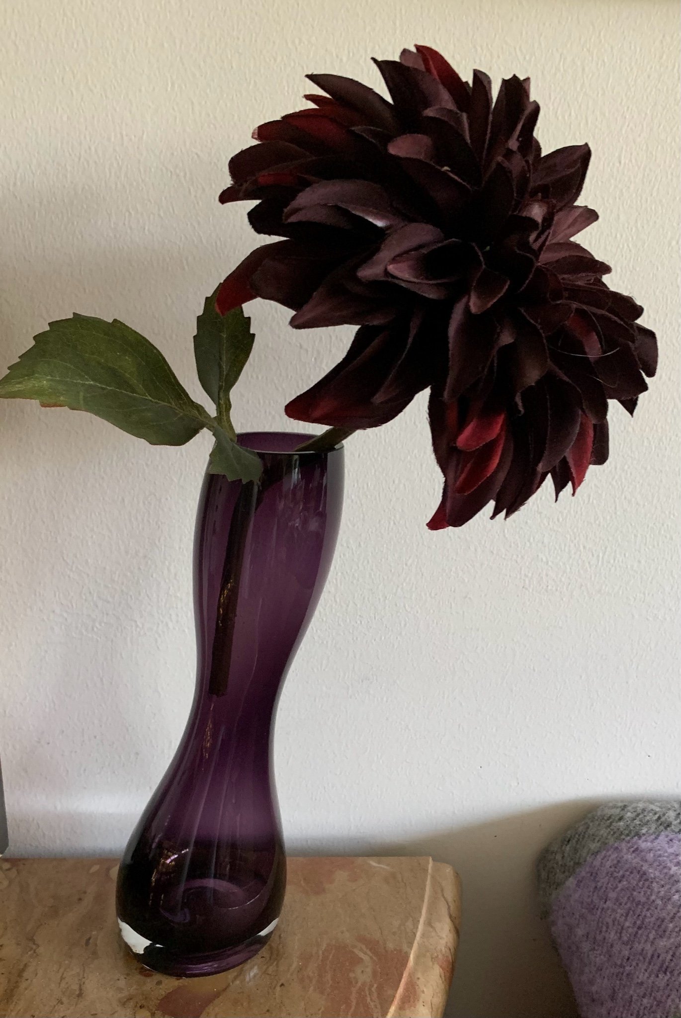 Lila Vas med Konstgjord Blomma | Köp på Tradera (709493597)