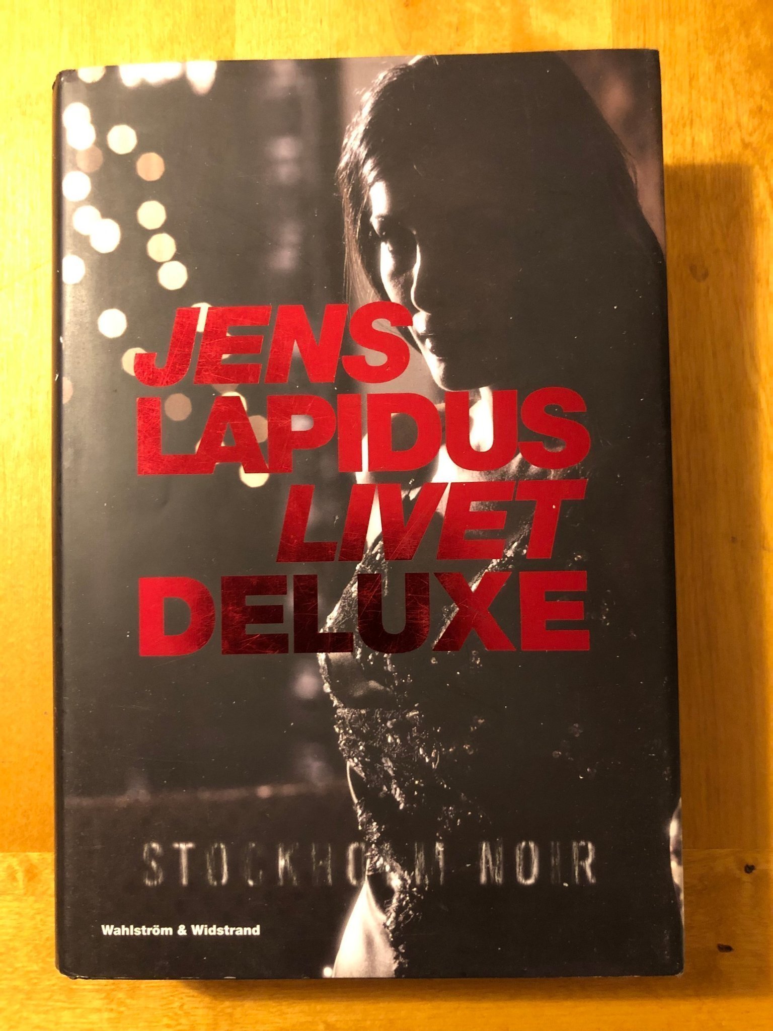 Se produkter som liknar Livet deluxe av Jens Lapidus på Tradera (697366223)