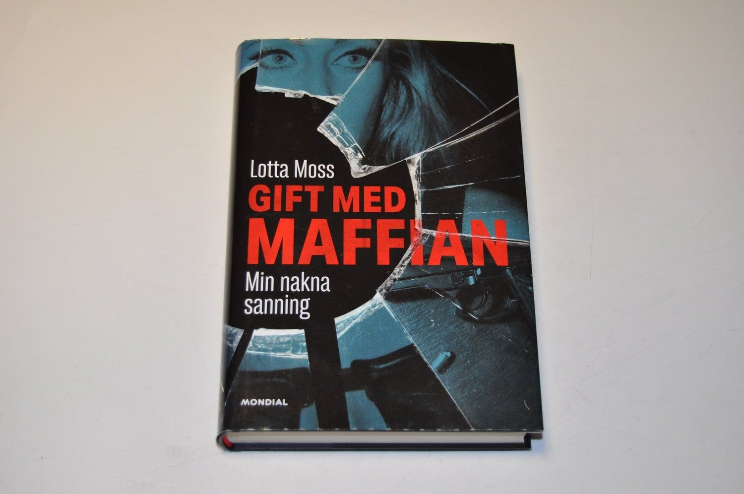 Se produkter som liknar GIFT MED MAFFIAN - min nakna .. på Tradera ...