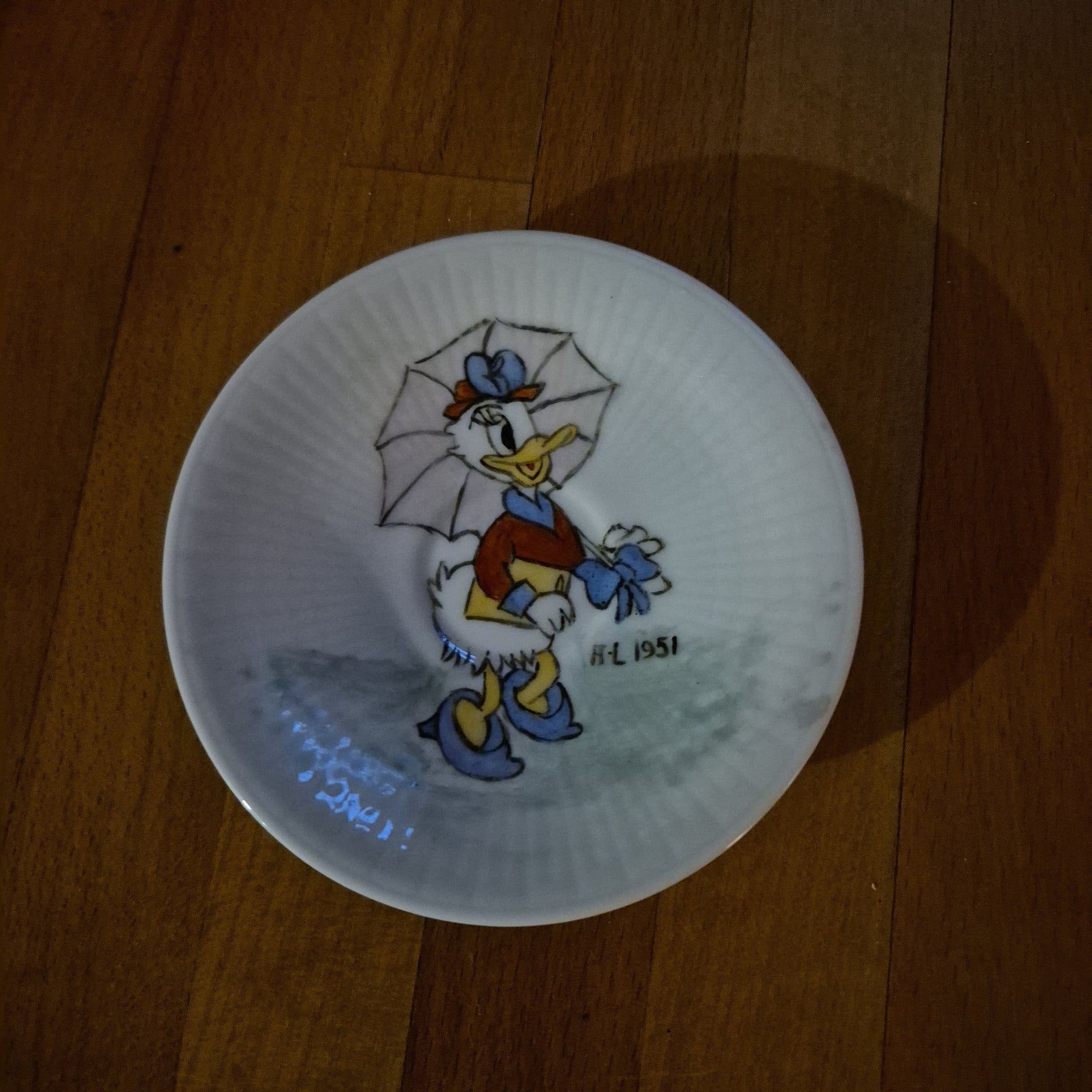 Se produkter som liknar Disney Kajsa Anka Fat 1951 på Tradera (693863111)