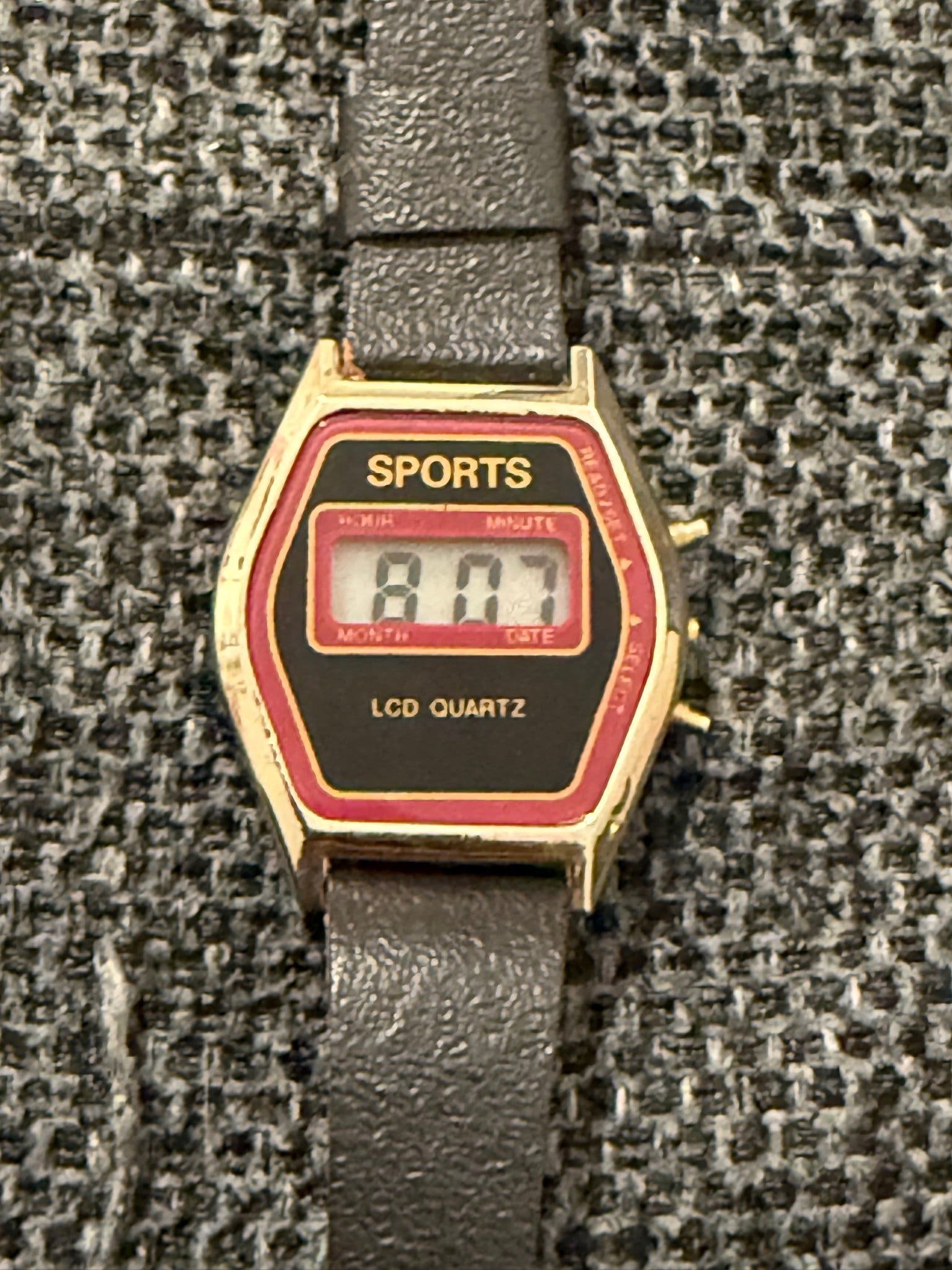 Se produkter som liknar Sports LCD Quartz Slim Watch på Tradera (705460922)