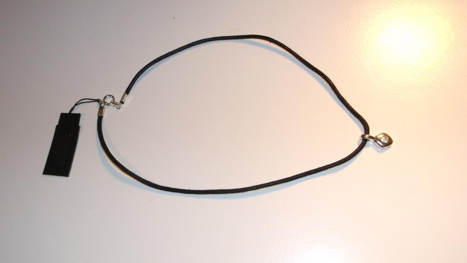Halsband svart band med kantigt hänge i metall .. | Köp på Tradera ...