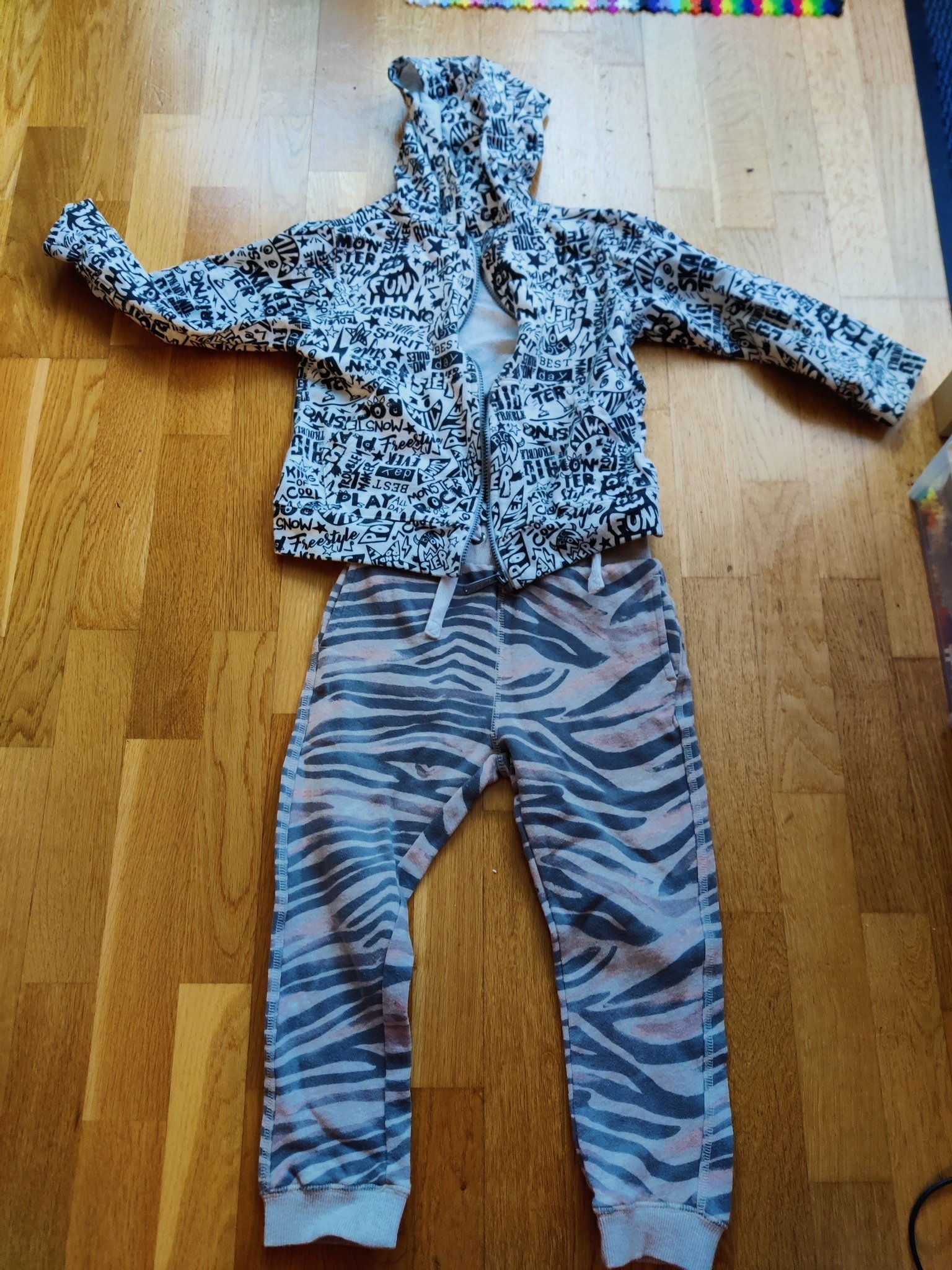 Hoodie och Byxor Set - Mönstrad - Storlek 110/116 | Köp på Tradera ...