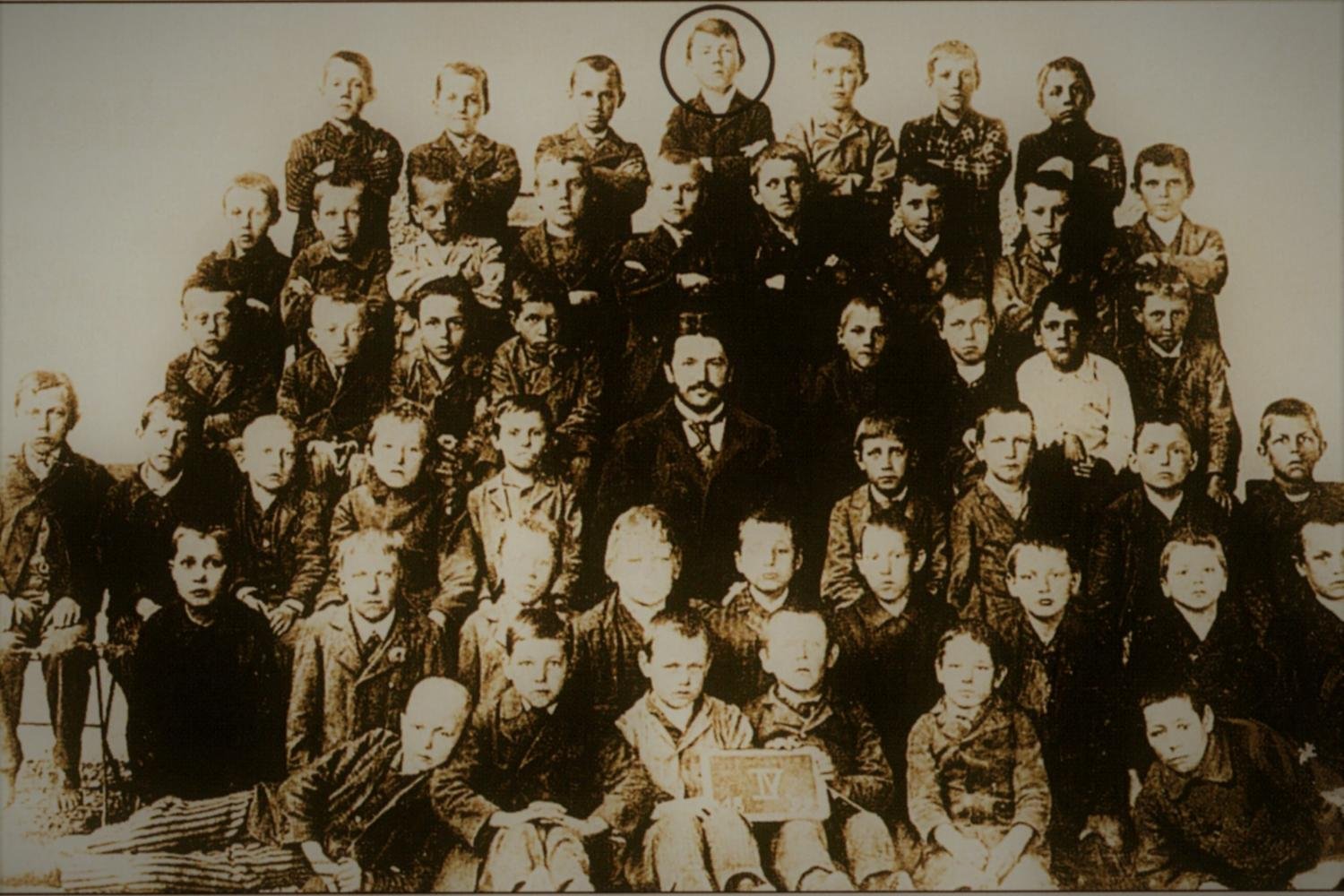 Adolf Hitler in Class 1897 Photograph Foto | Köp på Tradera (520921796)