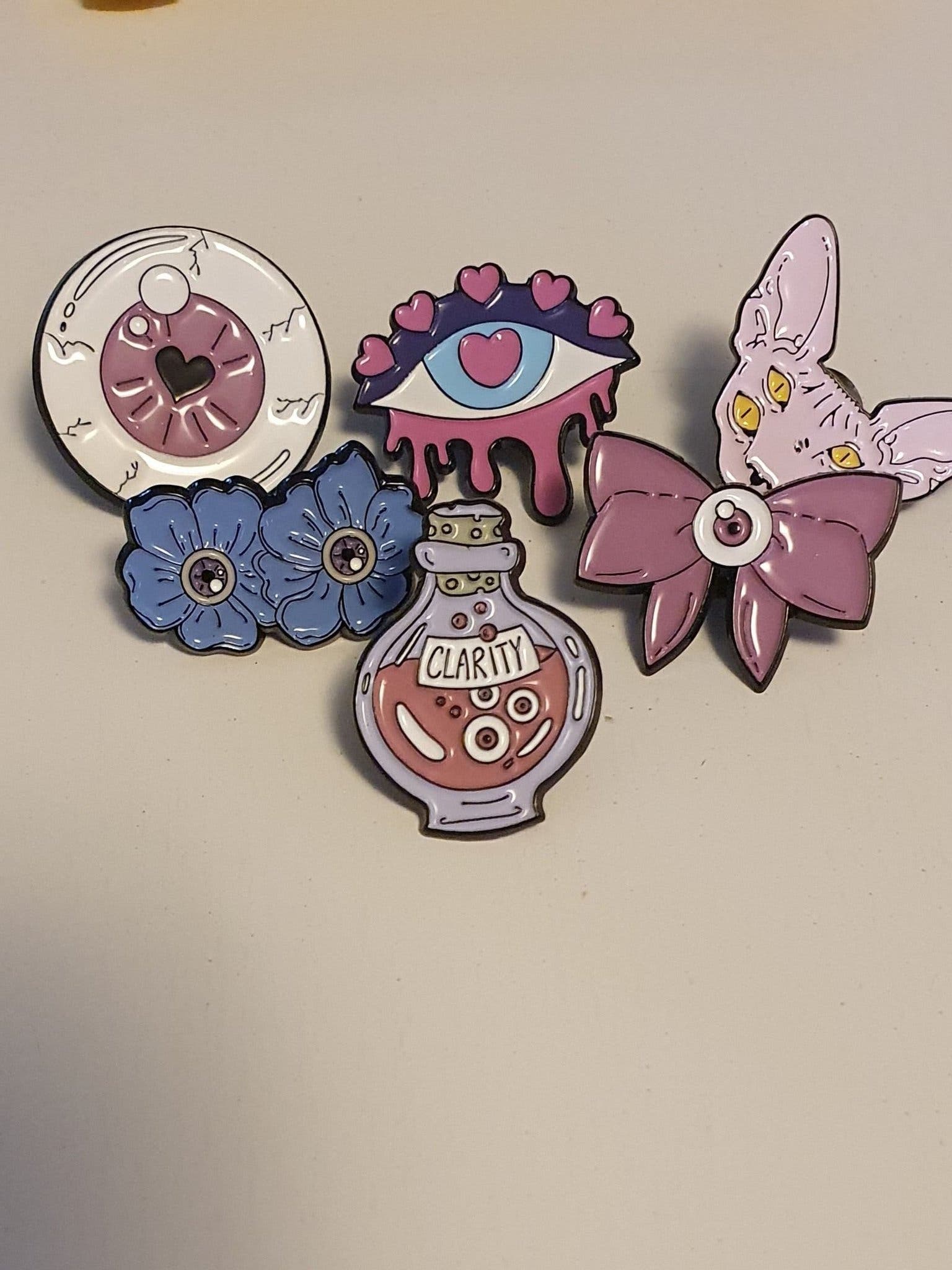 Se produkter som liknar 6st mystic and magic pins på Tradera (674501762)