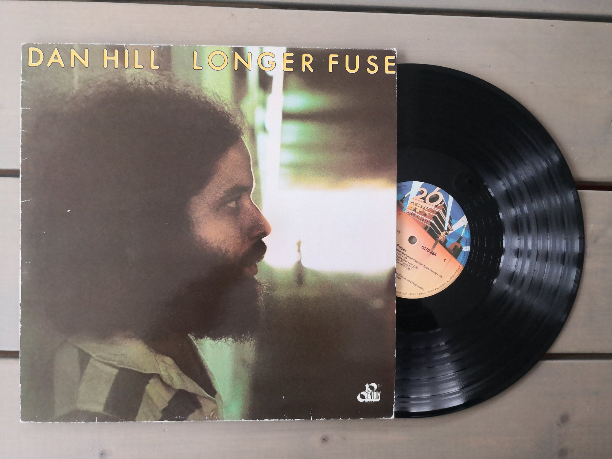 Se produkter som liknar Dan Hill – Longer Fuse (LP) på Tradera (706838830)