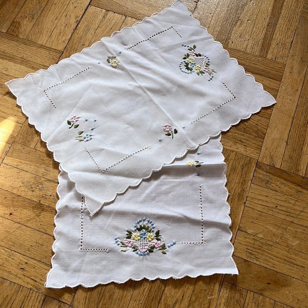 Se produkter som liknar Broderade Dukar på Tradera (691845660)