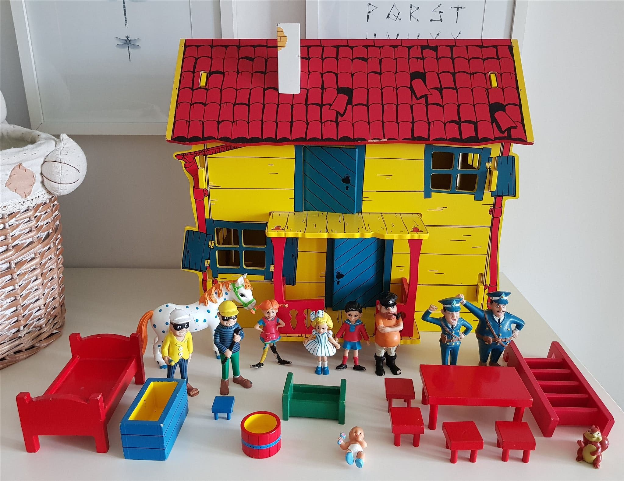 PIPPI LÅNGSTRUMP HUS VILLA VILLEKULLA PIPPIS HUS 28 LEKSAKER FIGURER TRÄ