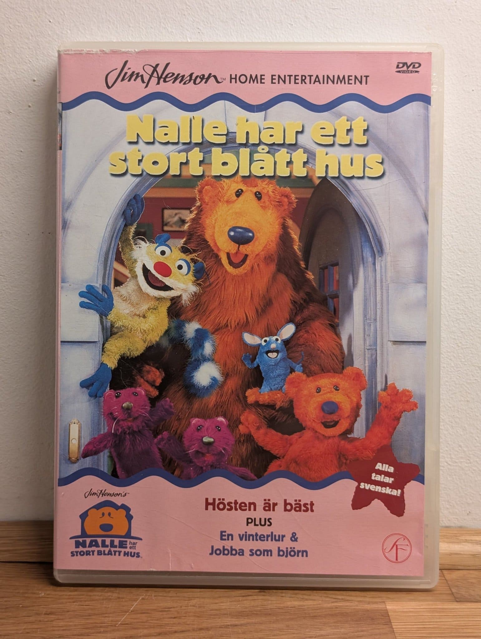 Se produkter som liknar Nalle har ett stort blått hus.. på Tradera ...