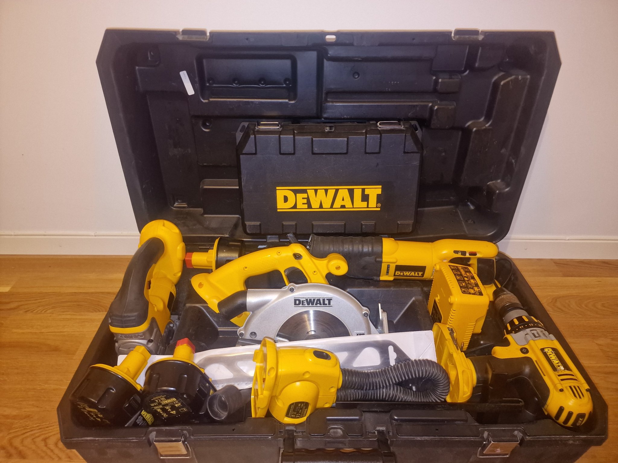 Dewalt-låda, batteridrivna verktyg, + extra . | Köp på Tradera (697801885)