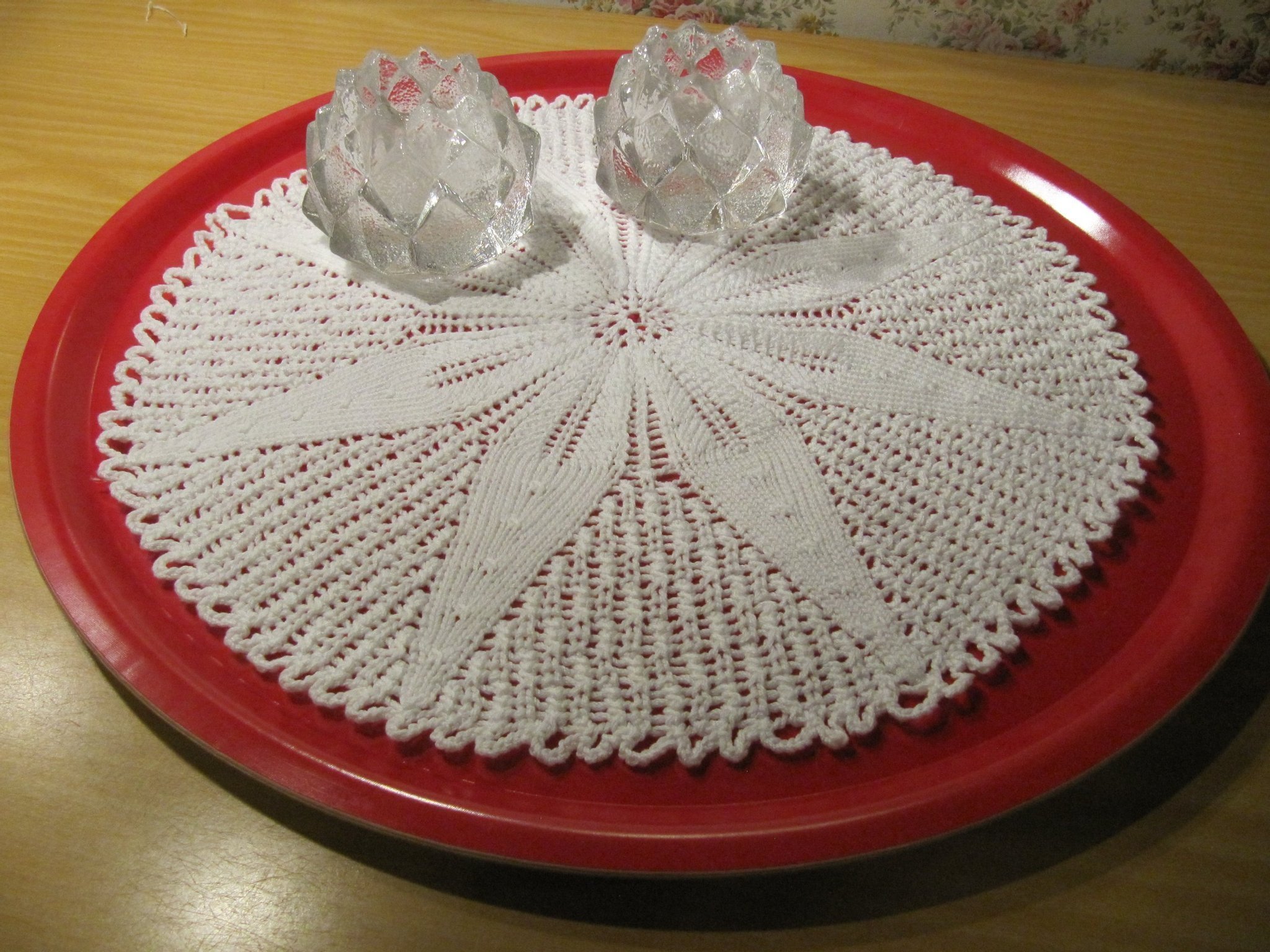 Vit Handstickad Duk / Brickduk Diam. 37 cm. | Köp på Tradera (712006797)