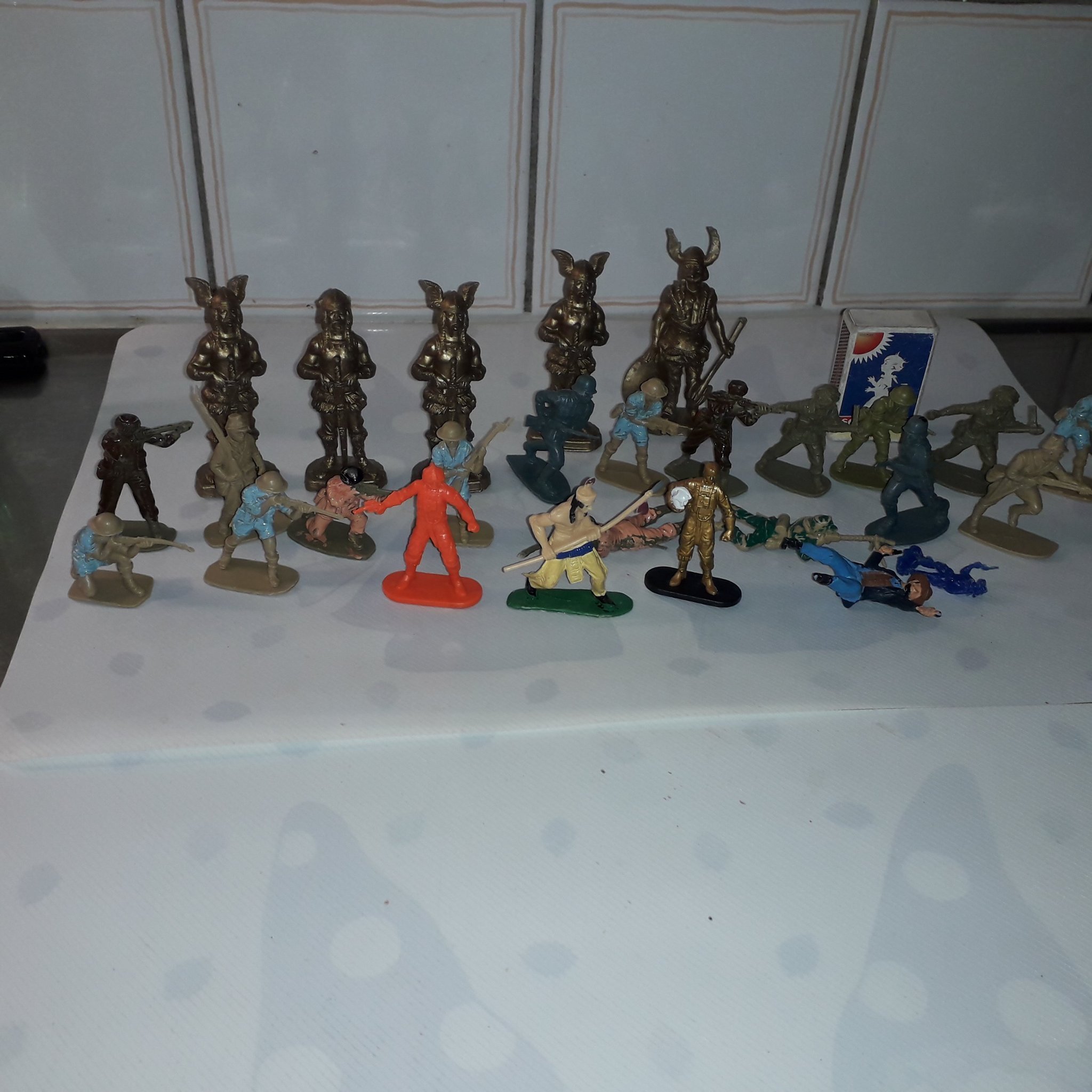 Se produkter som liknar SMÅ FIGURER, LEKSAKSFIGURER! .. på Tradera ...