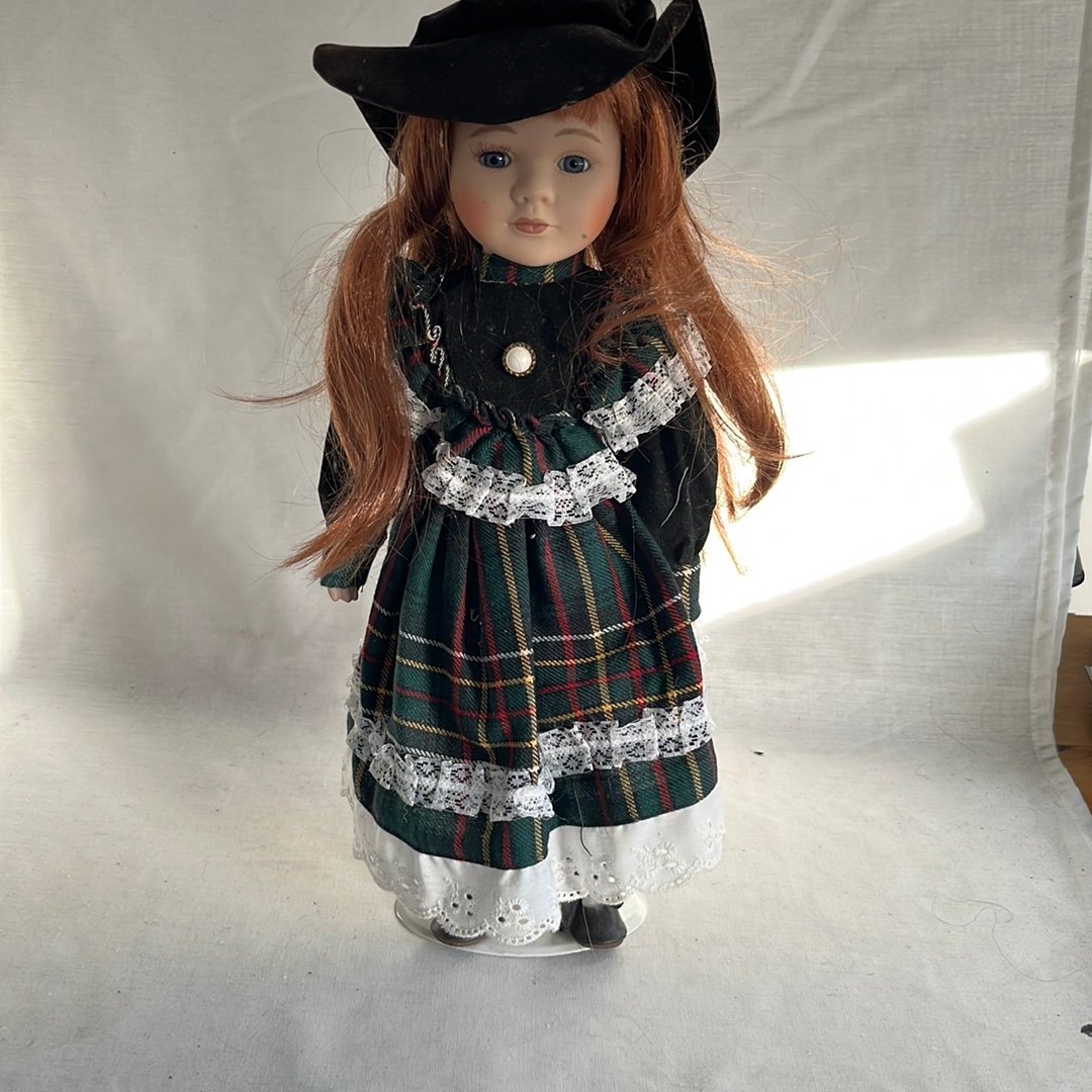 Se produkter som liknar Porslinsdocka med hatt på Tradera (687400663)