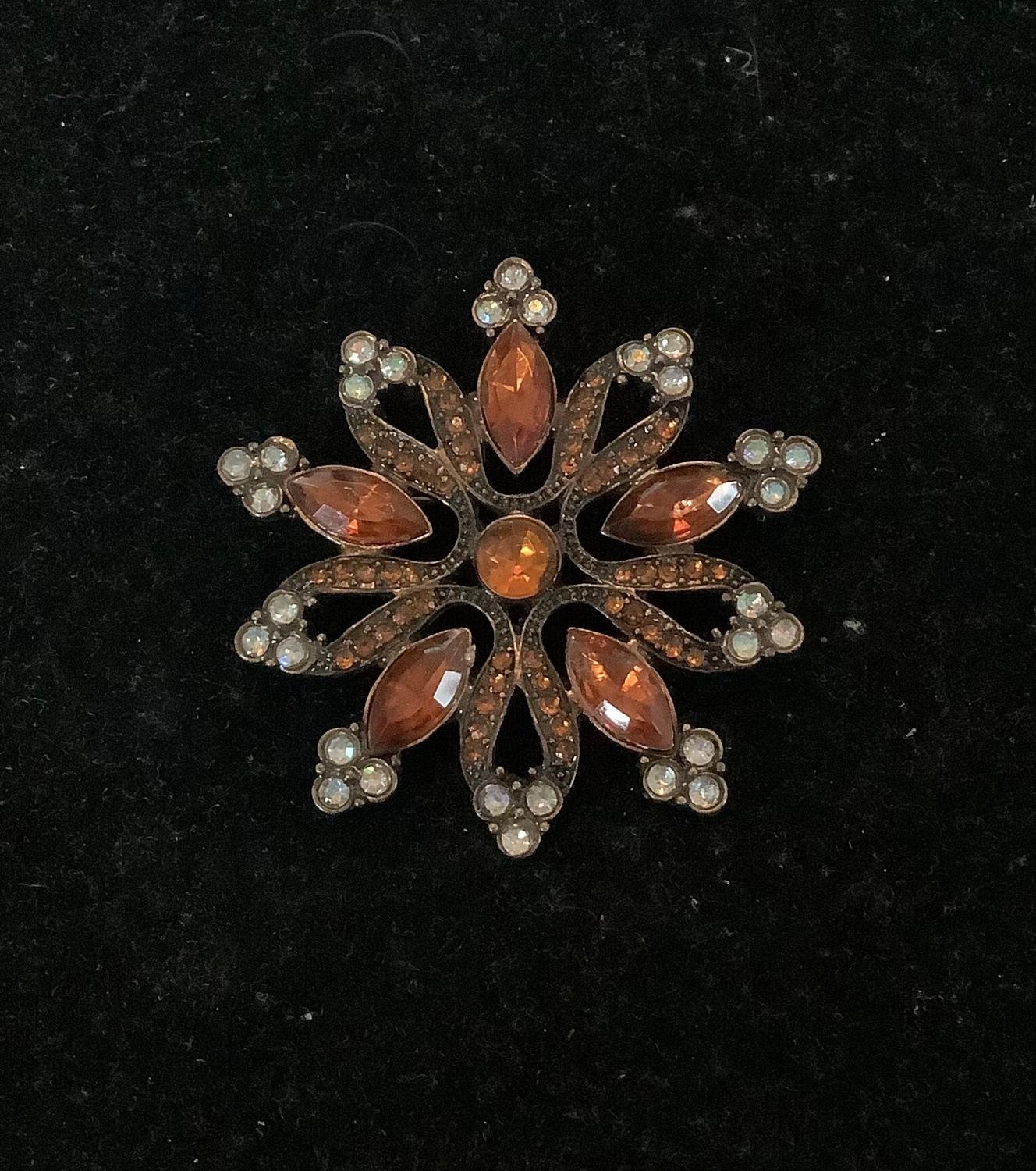 Se produkter som liknar Maffig vacker brosch med vita.. på Tradera ...