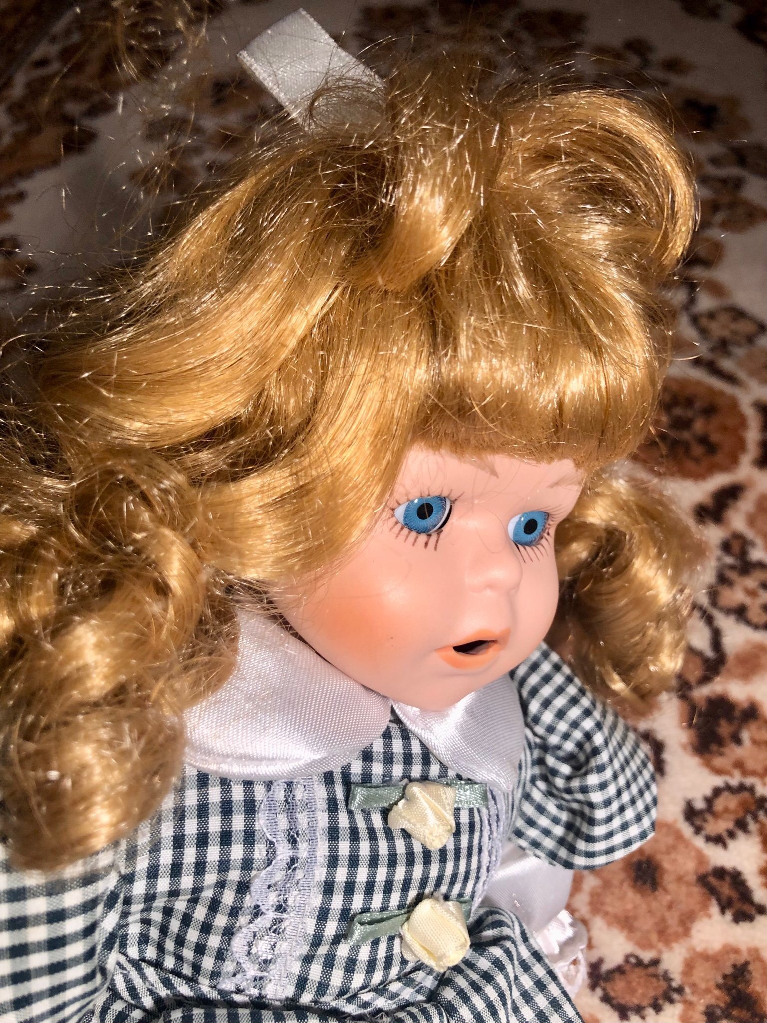 Porslinsdocka sittande, med blont hår | Köp på Tradera (690811311)