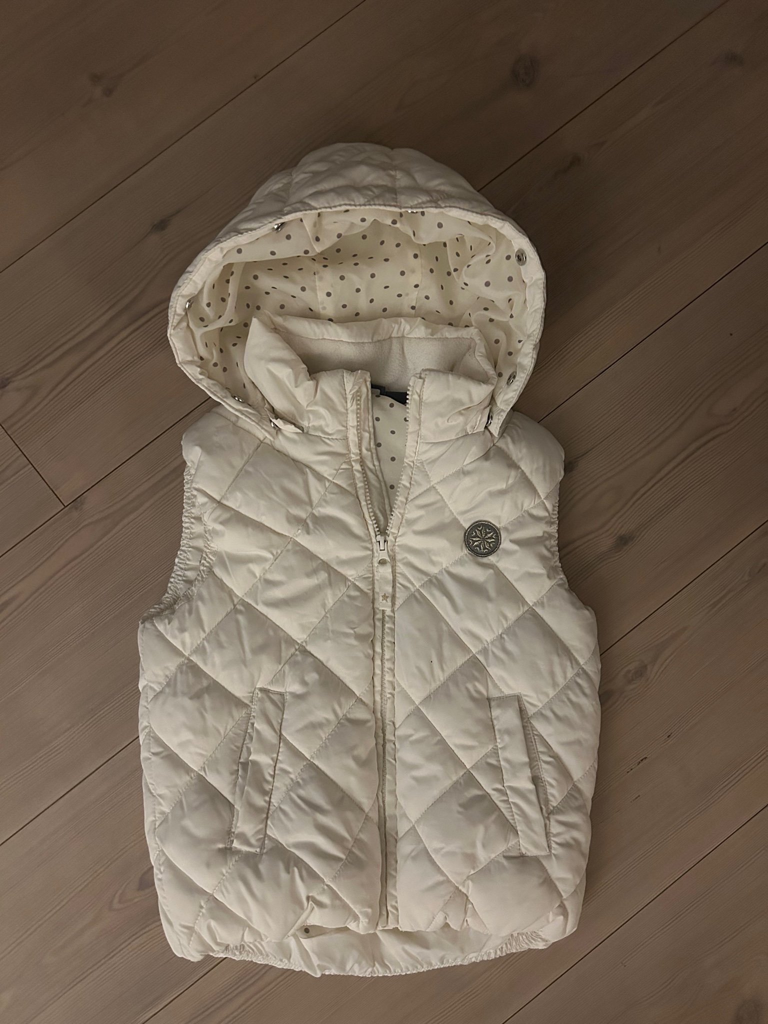 Out wear vit väst, storlek 134/140 | Köp på Tradera (699650470)