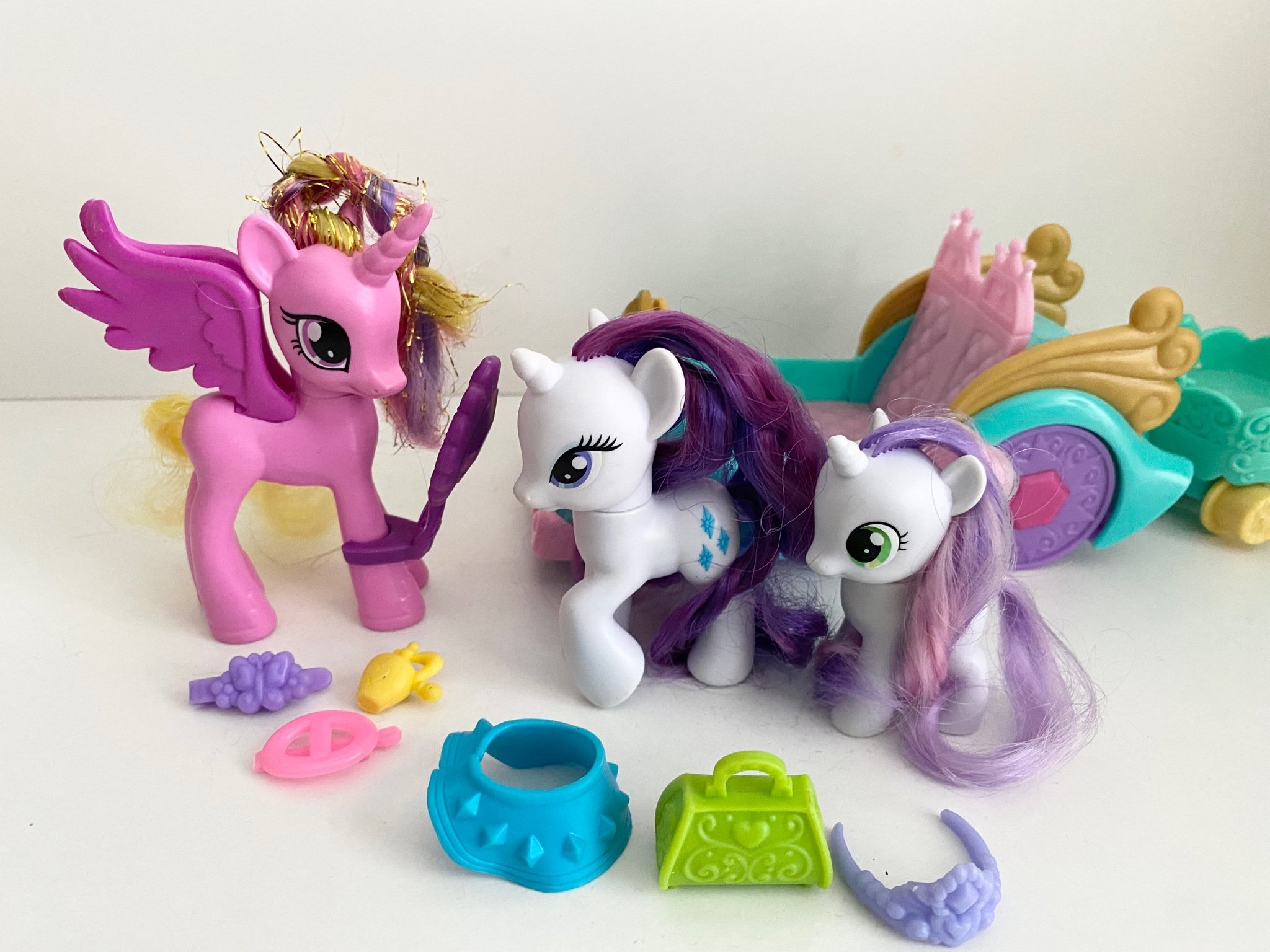 Se produkter som liknar My little pony G4 set med 3 h.. på Tradera ...