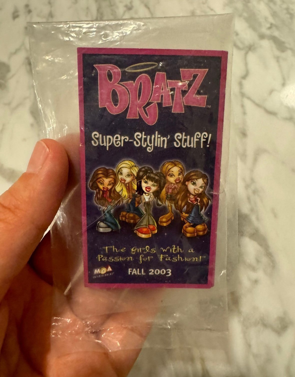 Se produkter som liknar Bratz Logga original 2003 på Tradera (693475356)