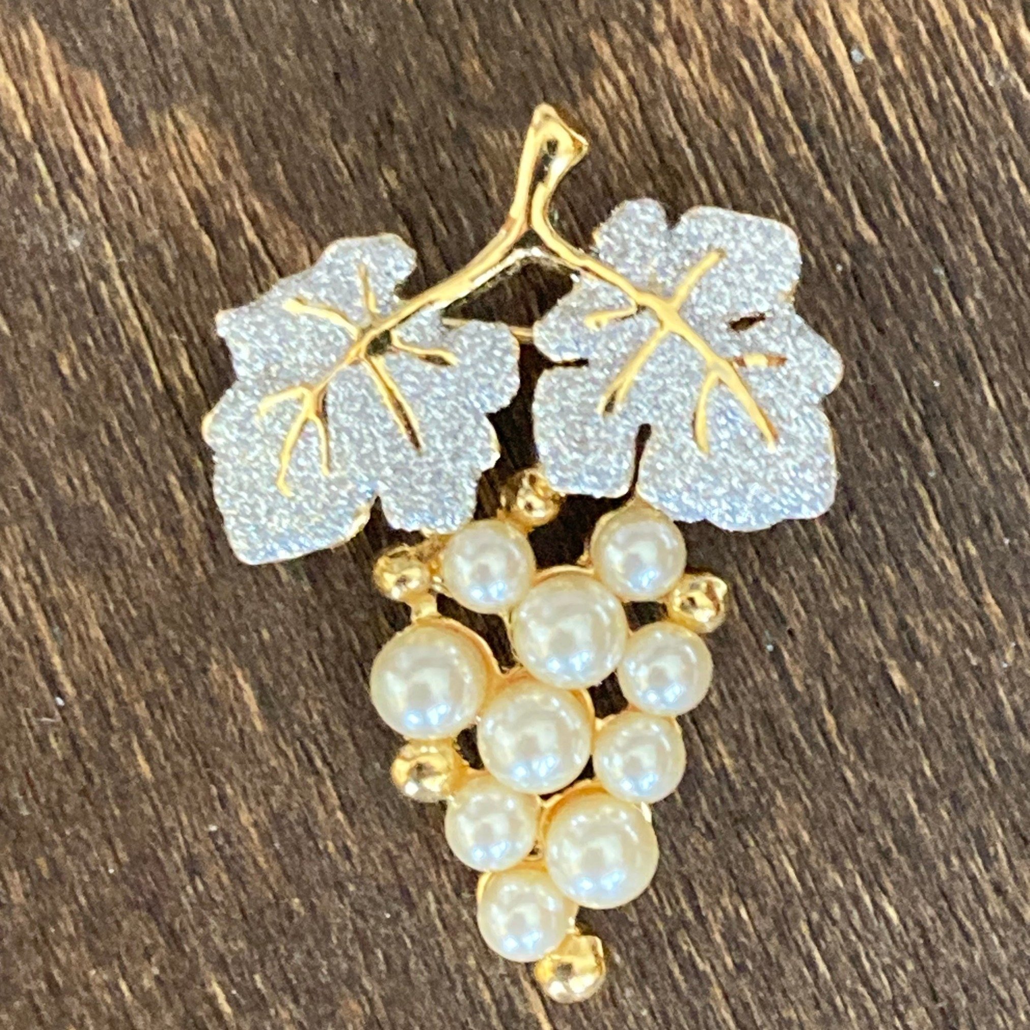 Fin Brosch: vindruvsklase med vindruvor av pärl.. | Köp på Tradera ...