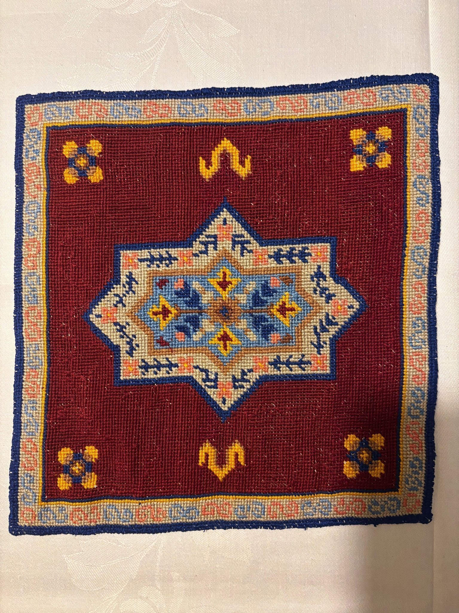 Se produkter som liknar Broderad matta i petit point .. på Tradera ...