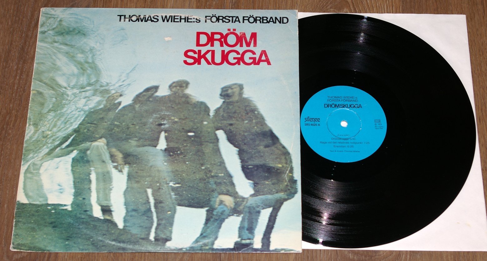 Se produkter som liknar Thomas Wiehe:s Första Förband.. på Tradera ...