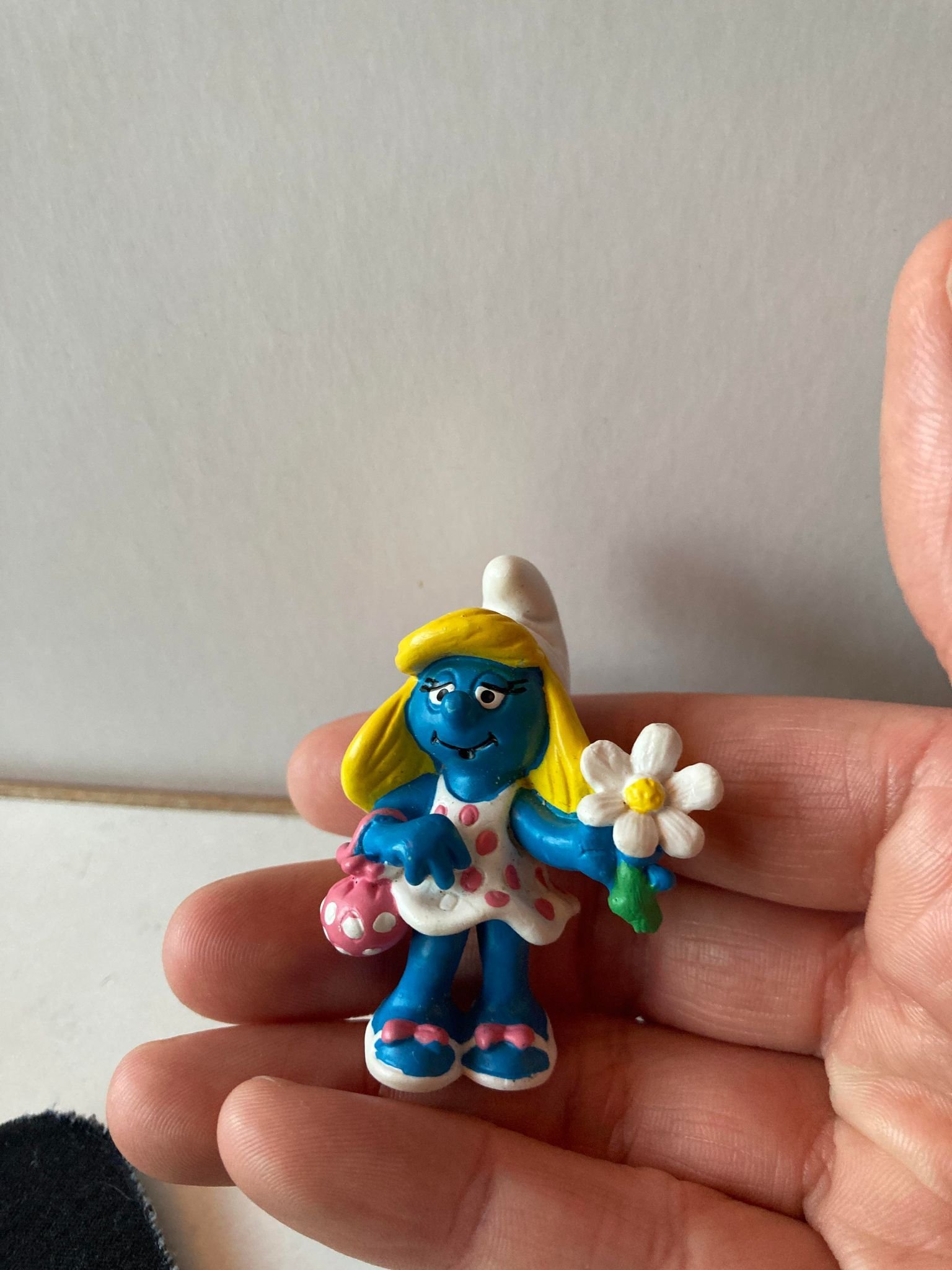 Smurf smurfan med blomma och väska 20421 | Köp på Tradera (634785893)