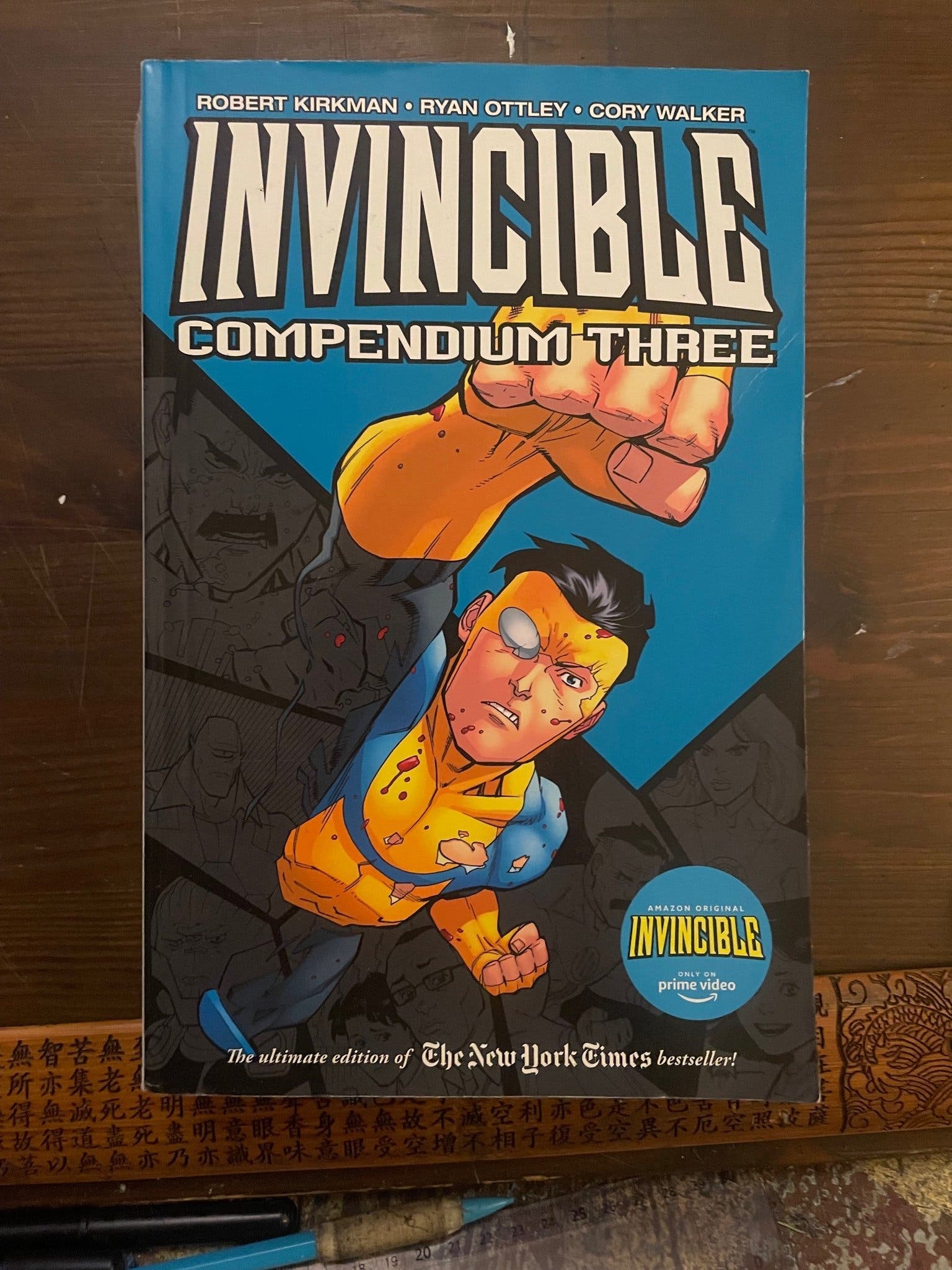 Se produkter som liknar Invincible Compendium Three a.. på Tradera ...