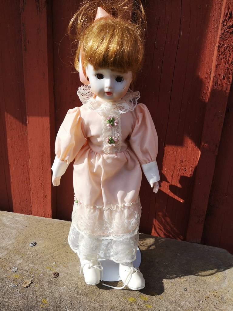 Stor äldre porslinsdocka på ställning | Köp på Tradera (349124557)
