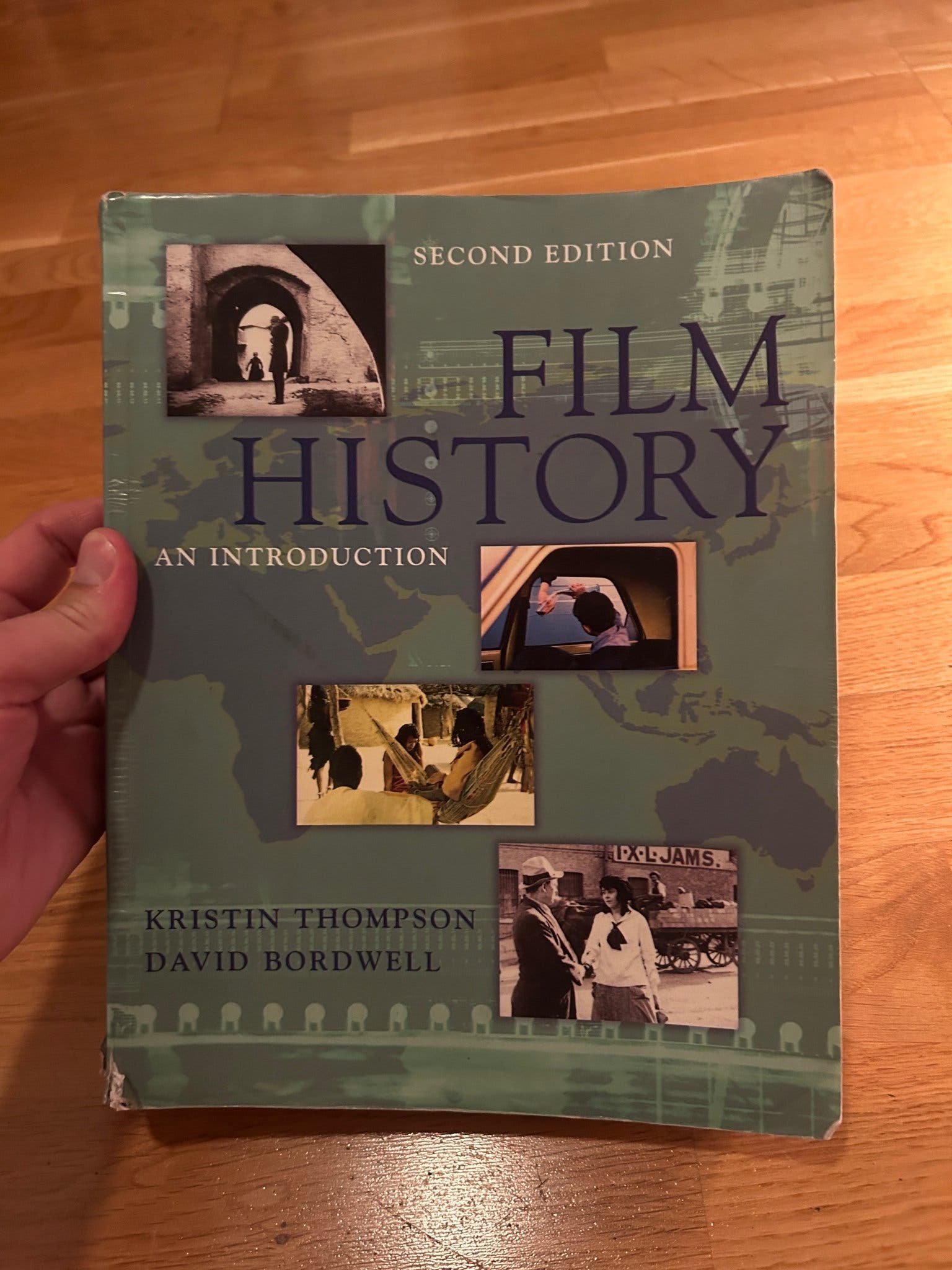 Se produkter som liknar Film History: An Introduction.. på Tradera ...