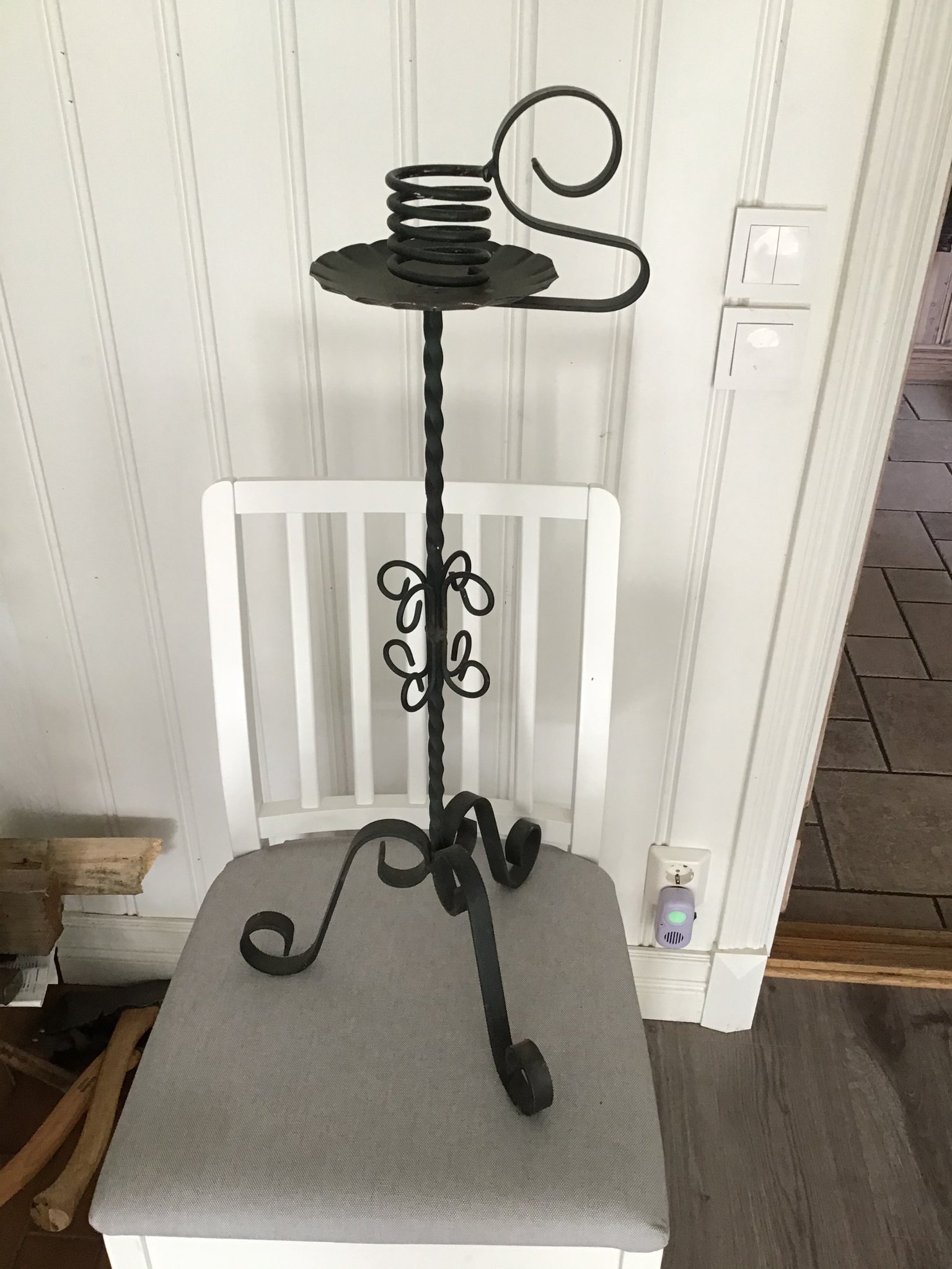 Se produkter som liknar Ljusstake i smide för ett sto.. på Tradera ...