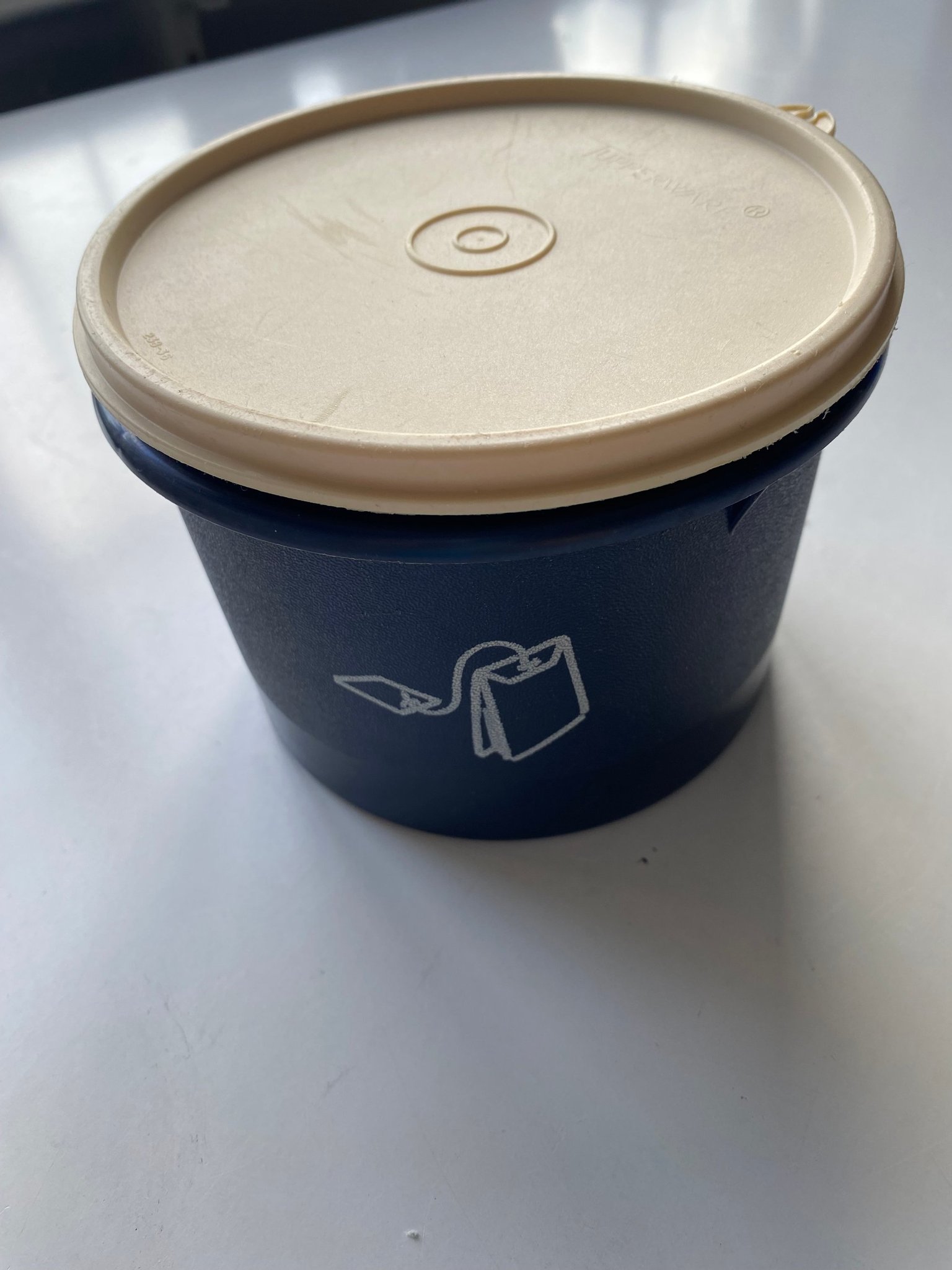 Tupperware burk med lock 1,25 L | Köp på Tradera (702104781)